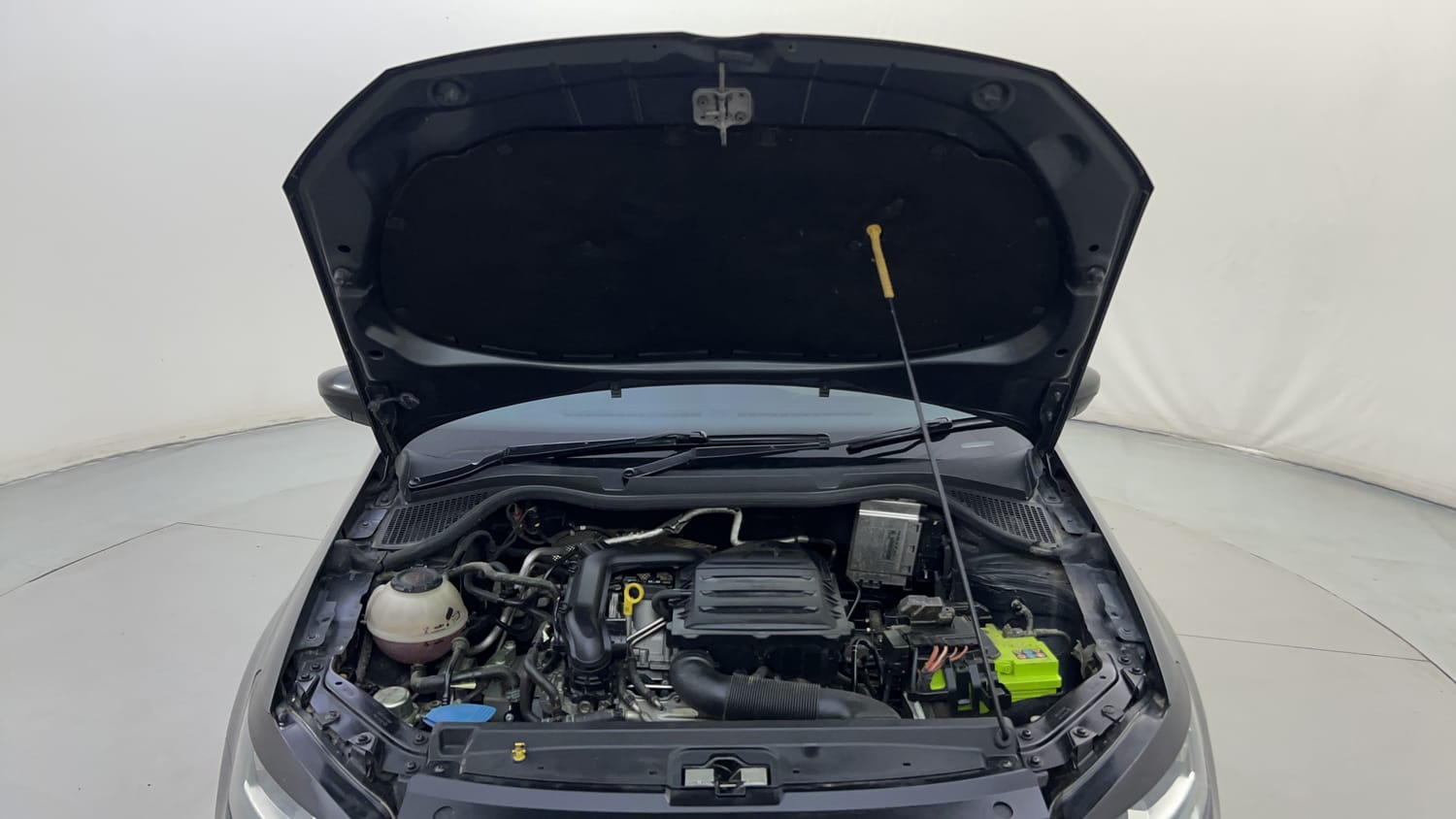 Buy Used Volkswagen Vento 1.0 TSI Highline Plus AT of 2021 model @ 9 ...