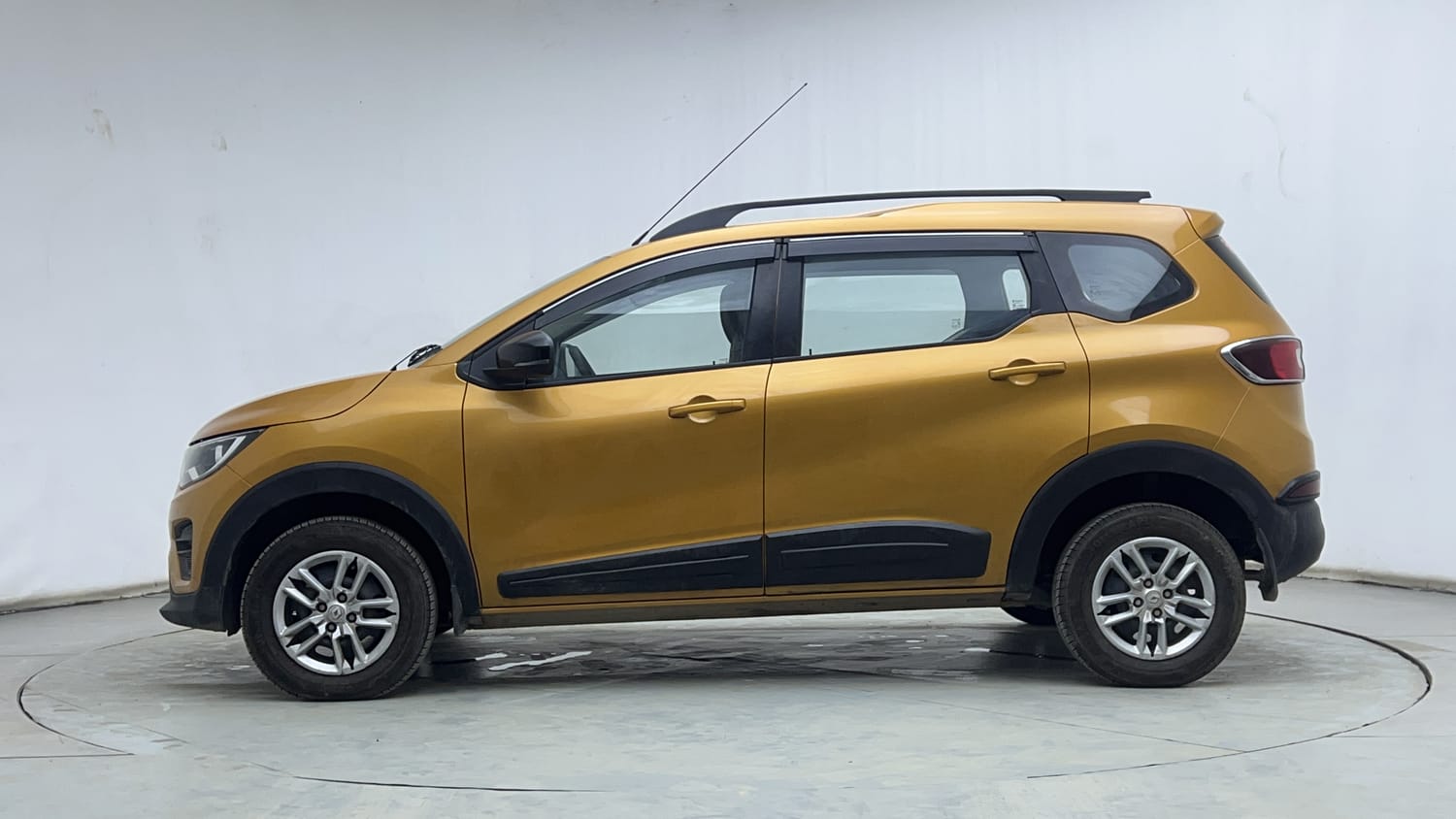 Buy Used Renault Triber RXT EASY-R AMT of 2022 model @ 6,13,000 INR in ...