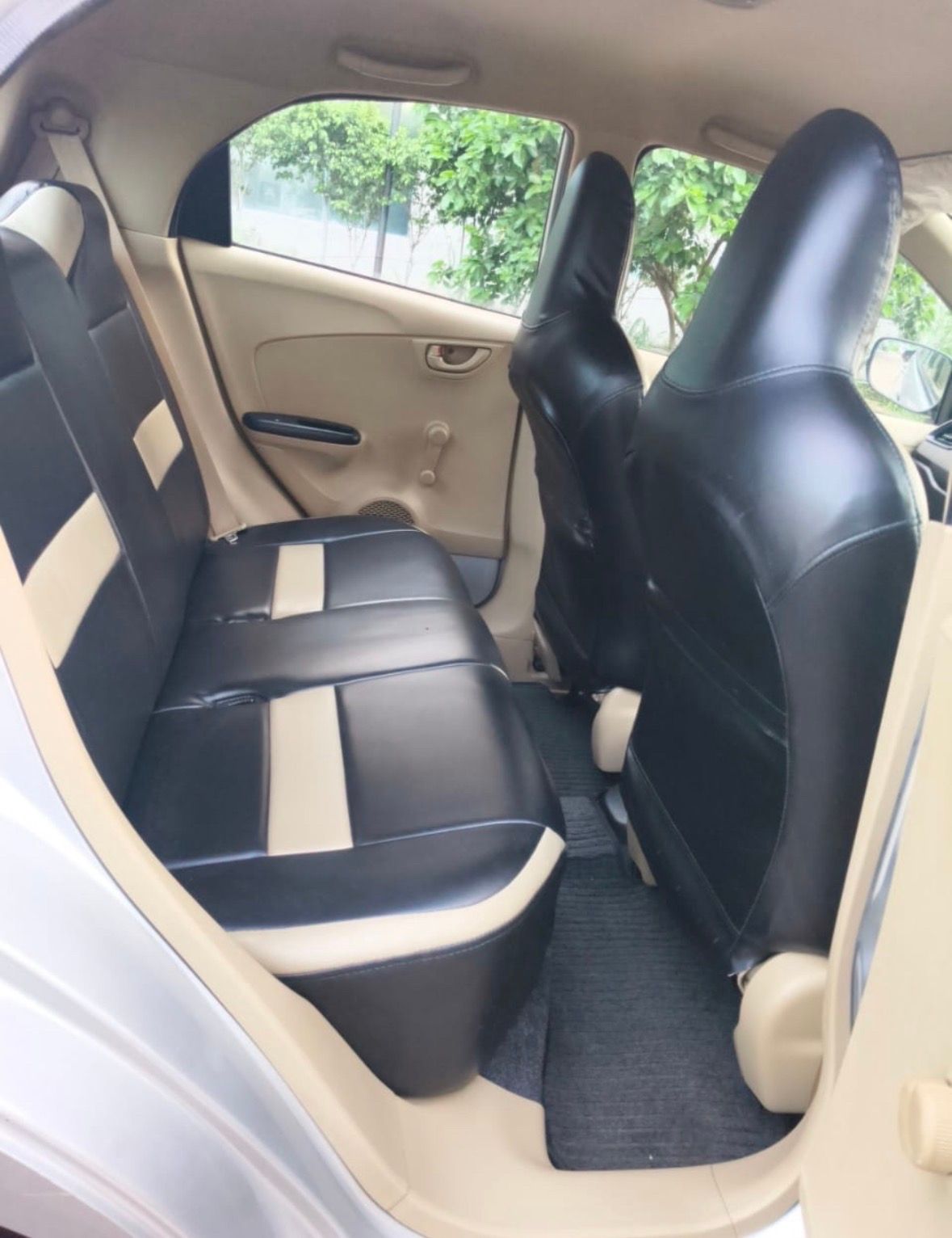 Buy Used Honda Brio 1.2 E MT of 2017 model @ 3,25,000 INR in Delhi ...