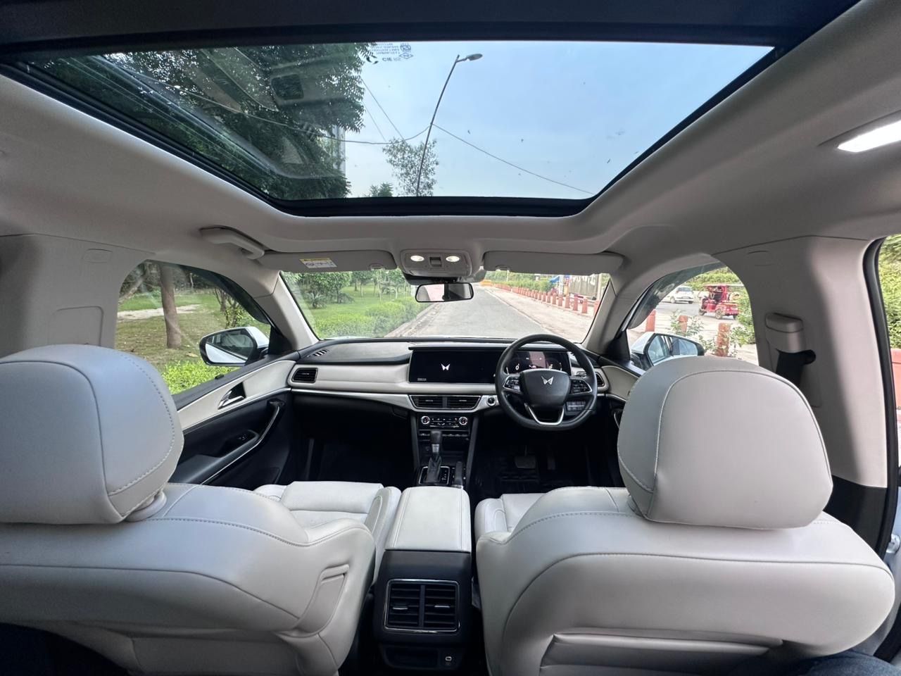Buy Used Mahindra XUV700 AX7 6Str AT of 2024 model @ 19,25,000 INR in ...