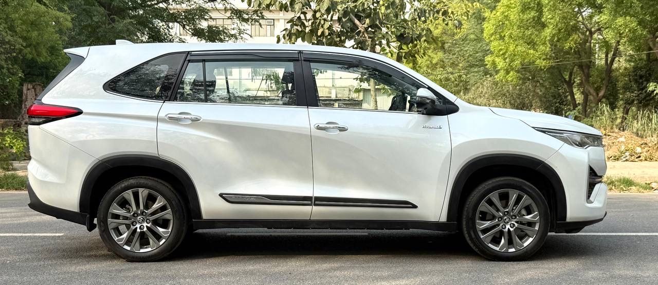 Buy Used Toyota Innova Hycross ZX Optional Hybrid of 2025 model @ 34 ...