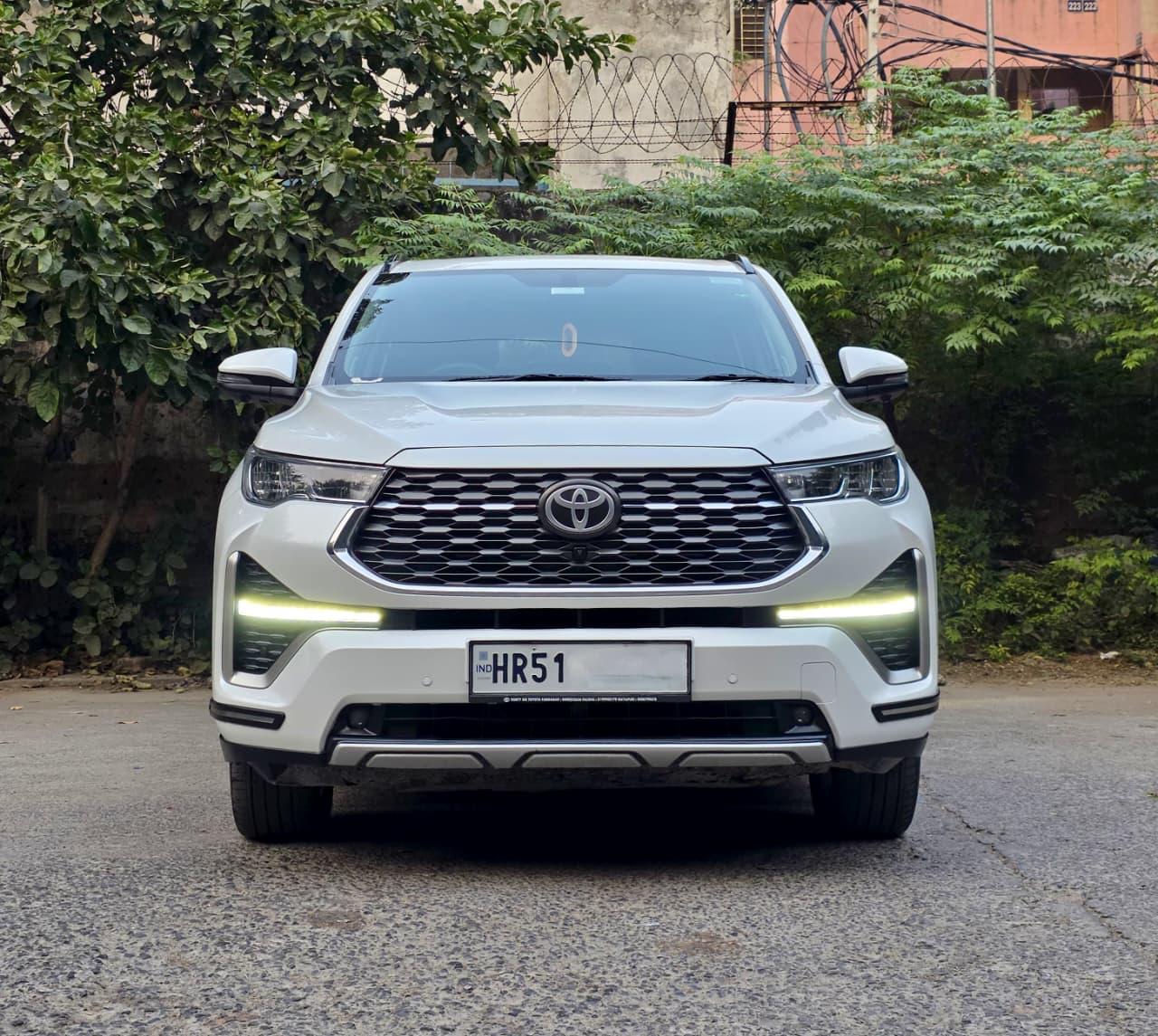 2024 Toyota Innova Hycross 1987 cc कार नई दिल्ली में ₹29.75 Lakh में ...