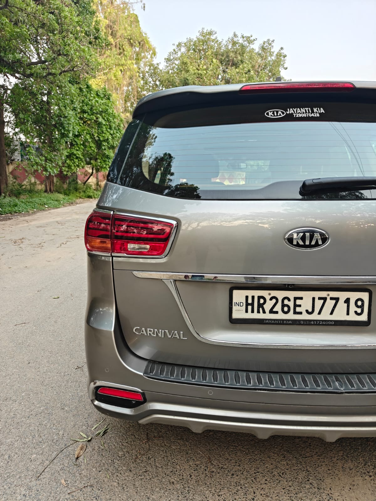 Buy Used Kia Carnival Limousine of 2020 model @ 21,75,000 INR in Delhi ...