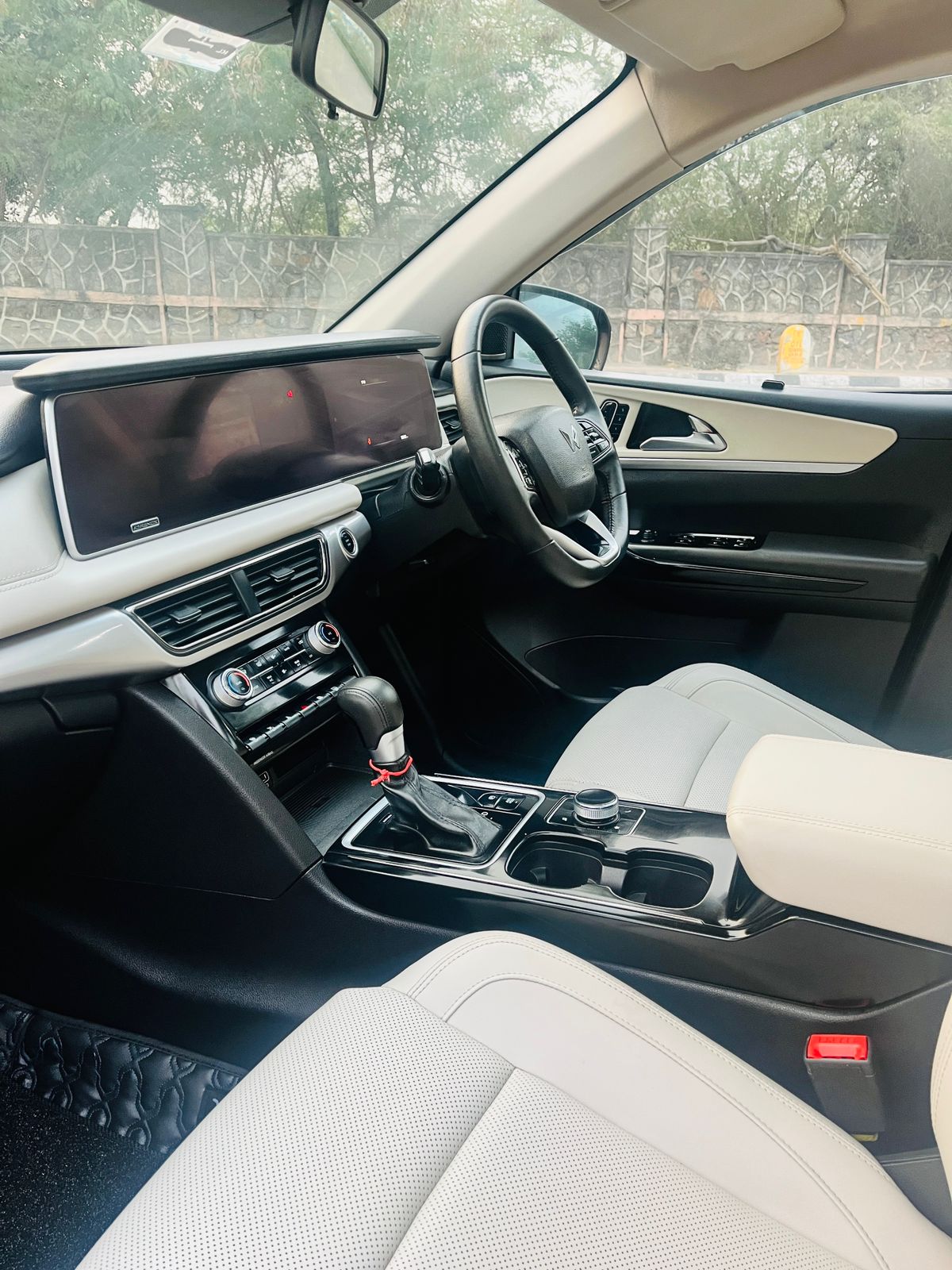 Buy Used Mahindra XUV700 AX7L 7Str AT of 2024 model @ 20,95,000 INR in Delhi - 5058187 ...