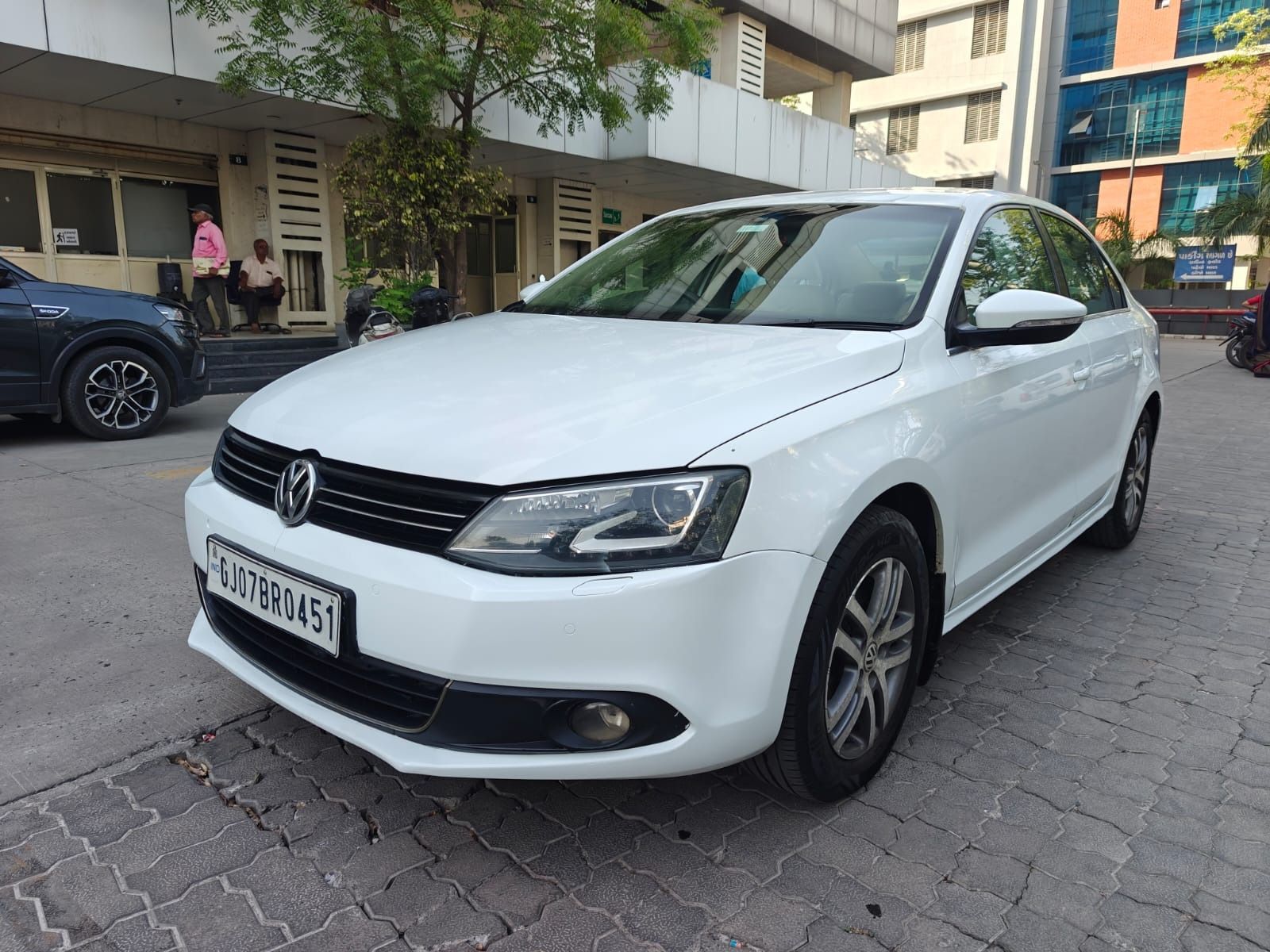 Buy Used Volkswagen Jetta 2.0L TDI Highline AT of 2014 model @ 3,75,000 ...