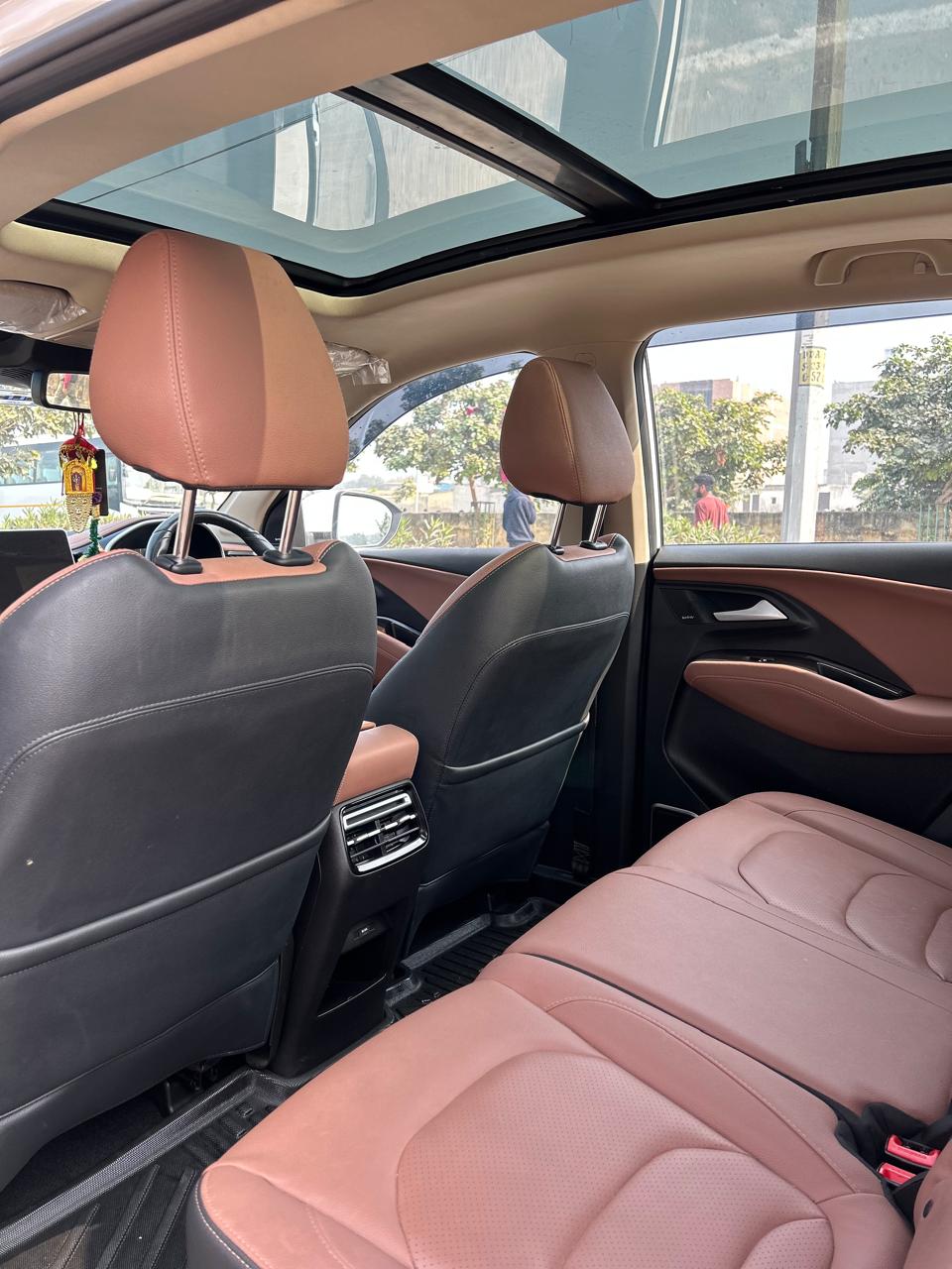 Buy Used MG Hector Plus Savvy Pro CVT 2023-2025 of 2023 model @ 17,00 ...