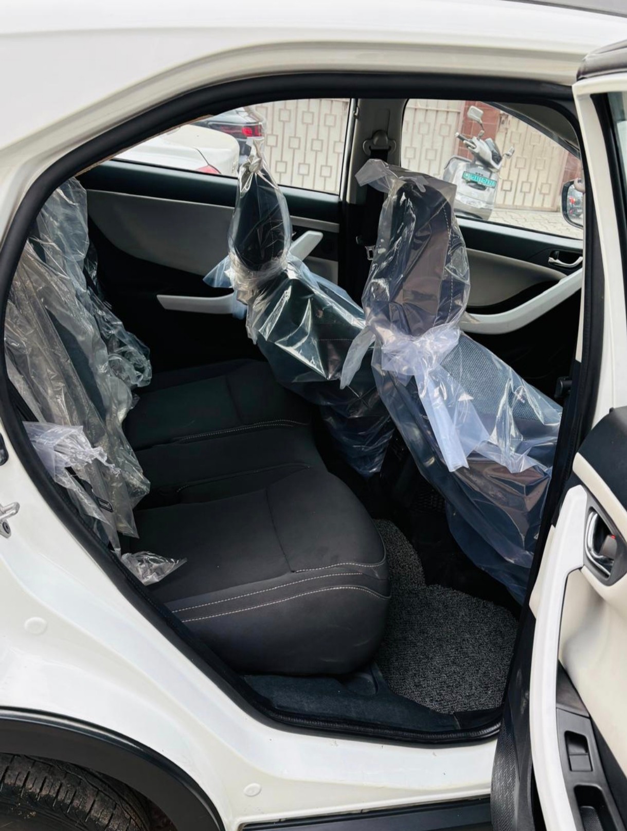 Buy Used Tata Nexon Creative Plus AMT of 2024 model @ 8,95,000 INR in ...