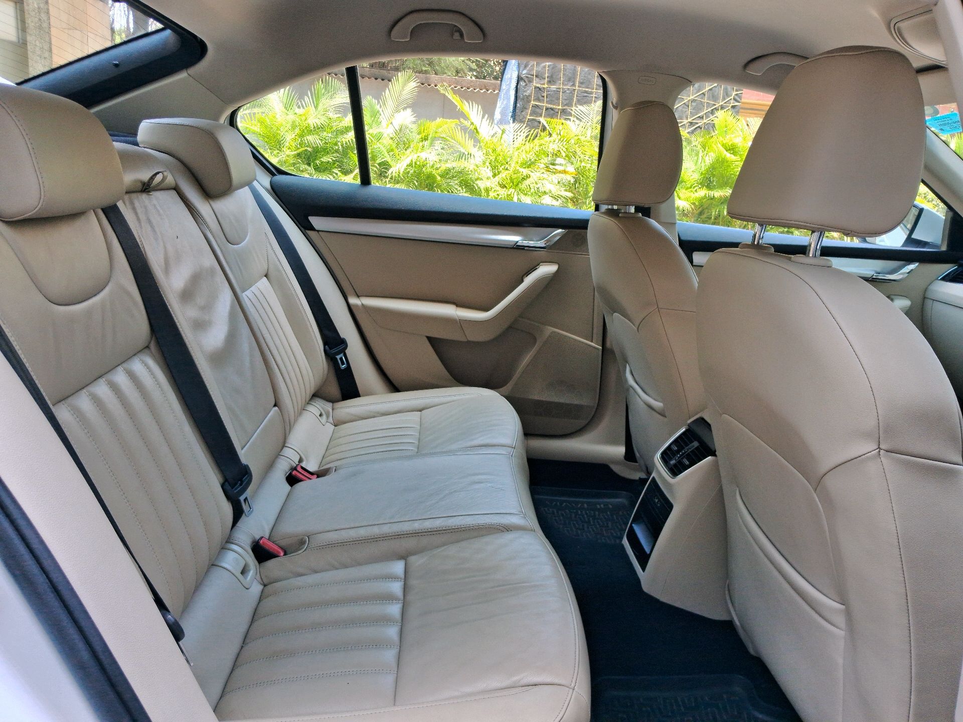 Buy Used Skoda Octavia 1.8 TSI AT Style of 2019 model @ 9,25,000 INR in ...