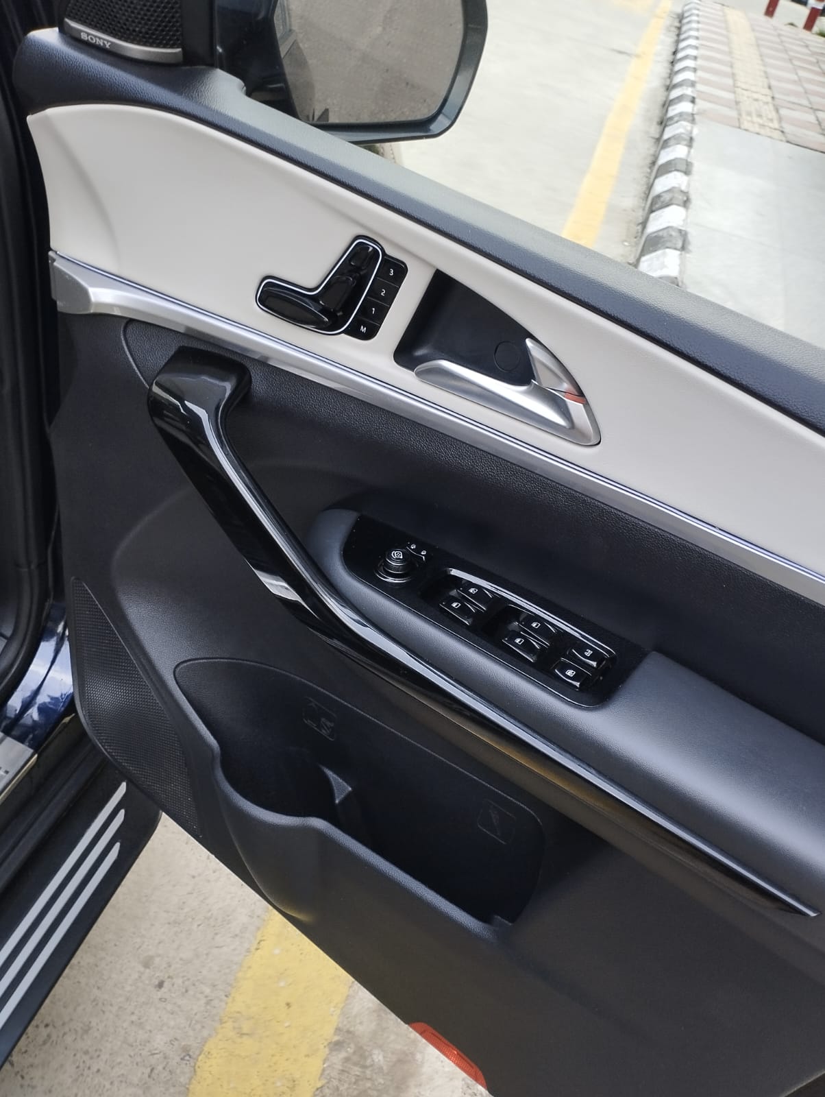 Buy Used Mahindra XUV700 AX7 AT Luxury Pack BSVI of 2023 model @ 20,50,000 INR in Delhi ...