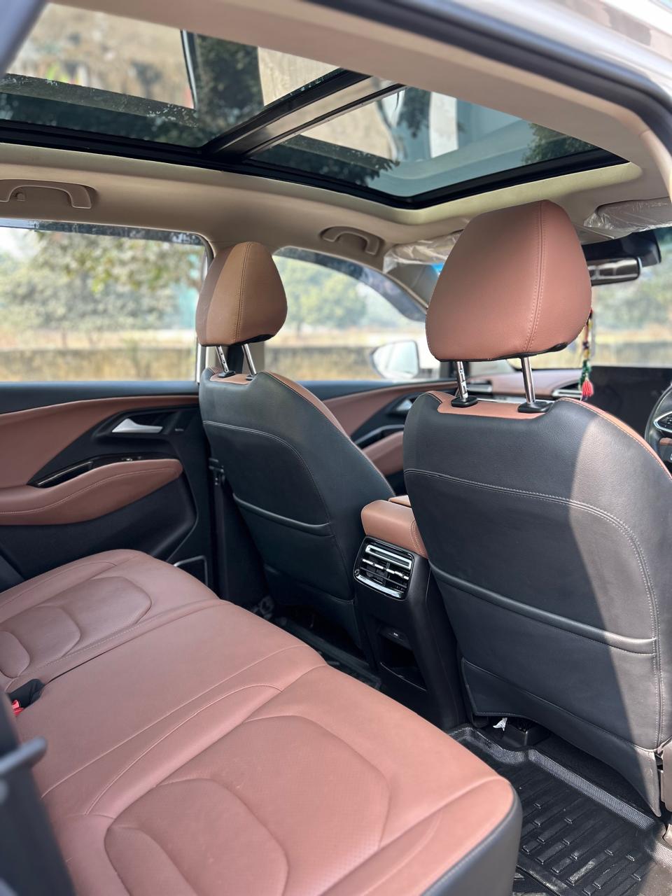 Buy Used MG Hector Plus Savvy Pro CVT 2023-2025 of 2023 model @ 17,00 ...