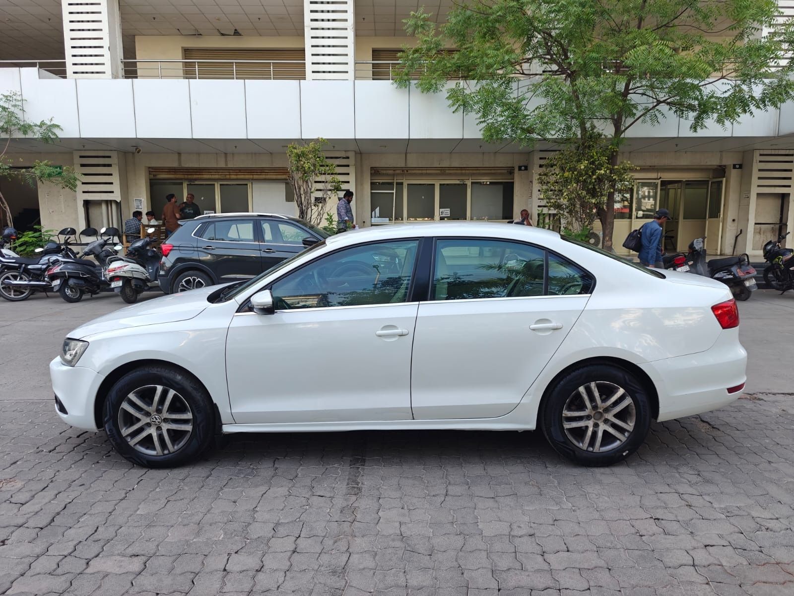 Buy Used Volkswagen Jetta 2.0L TDI Highline AT of 2014 model @ 3,75,000 ...