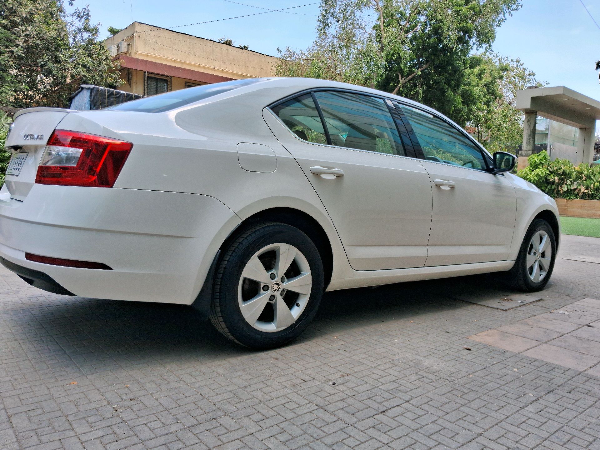 Buy Used Skoda Octavia 1.8 TSI AT Style of 2019 model @ 9,25,000 INR in ...