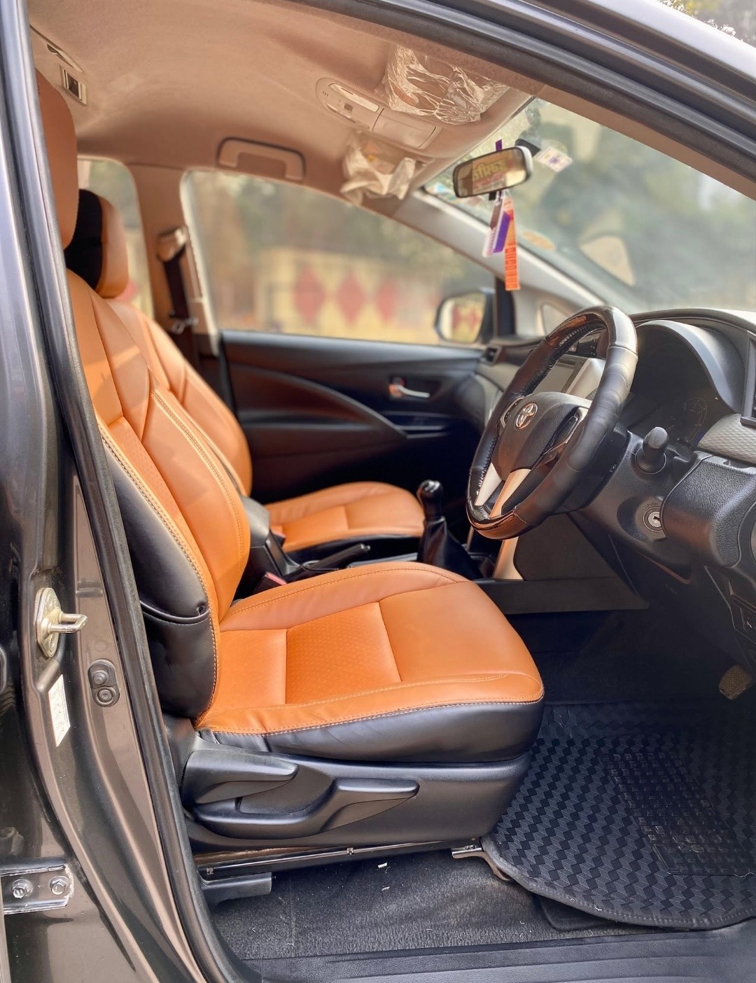 Buy Used Toyota Innova Crysta 2.4 G Plus MT BSIV of 2019 model @ 12 ...