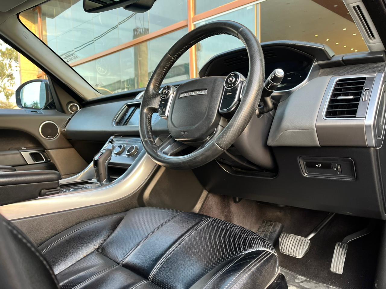 Buy Used Land Rover Range Rover Sport HSE of 2015 model @ 42,00,000 INR ...
