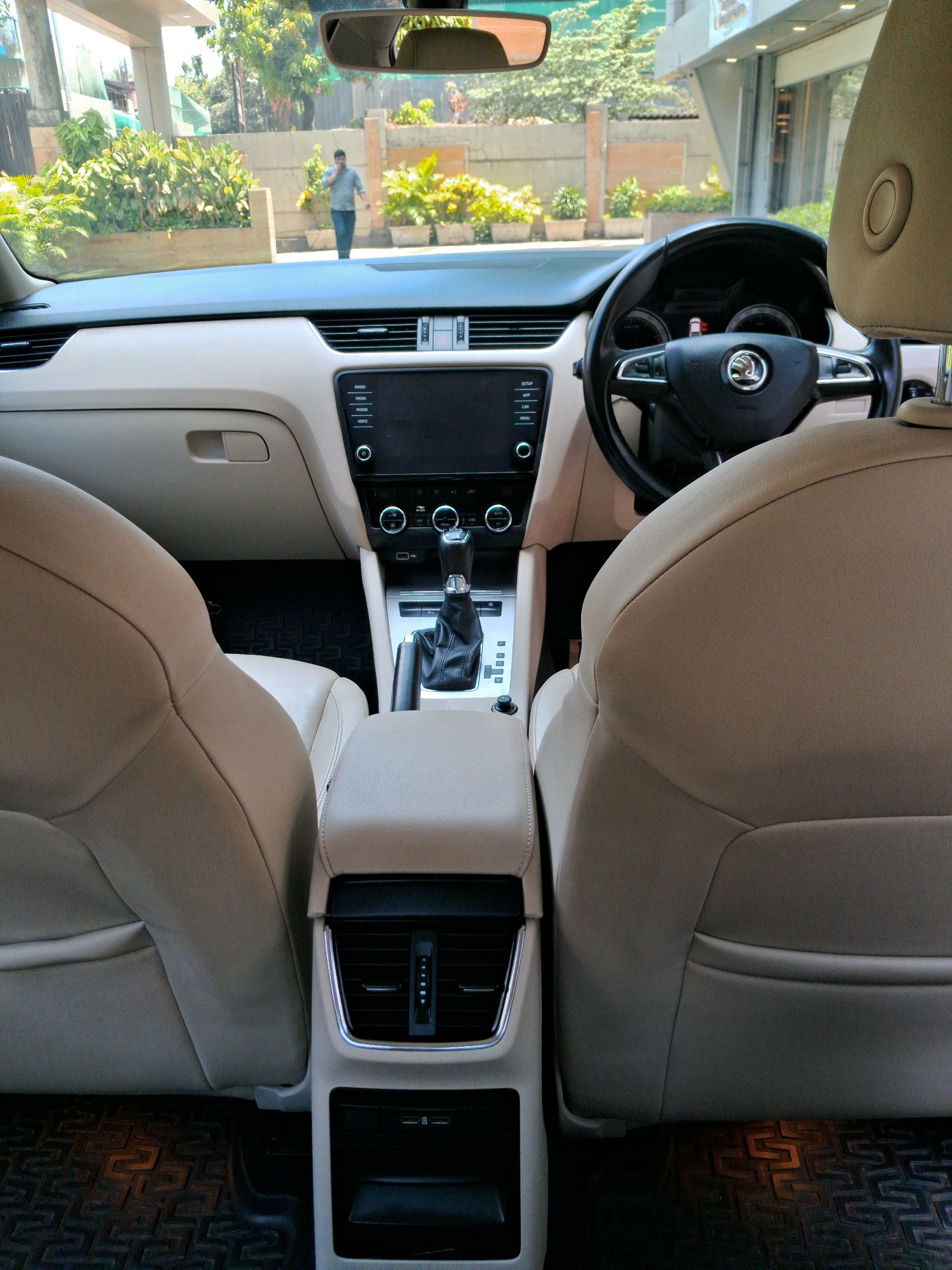 Buy Used Skoda Octavia 1.8 TSI AT Style of 2019 model @ 9,25,000 INR in ...