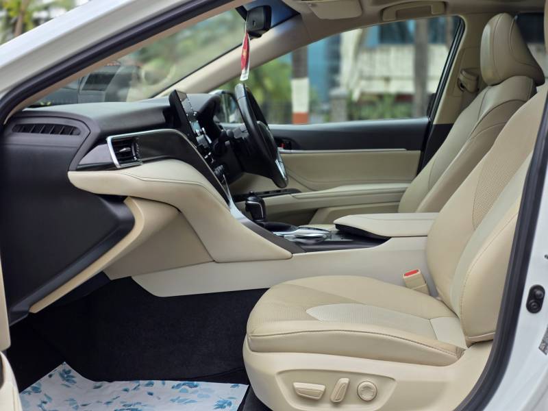 Buy Used Toyota Camry Hybrid 2.5 of 2022 model @ 35,35,000 INR in ...