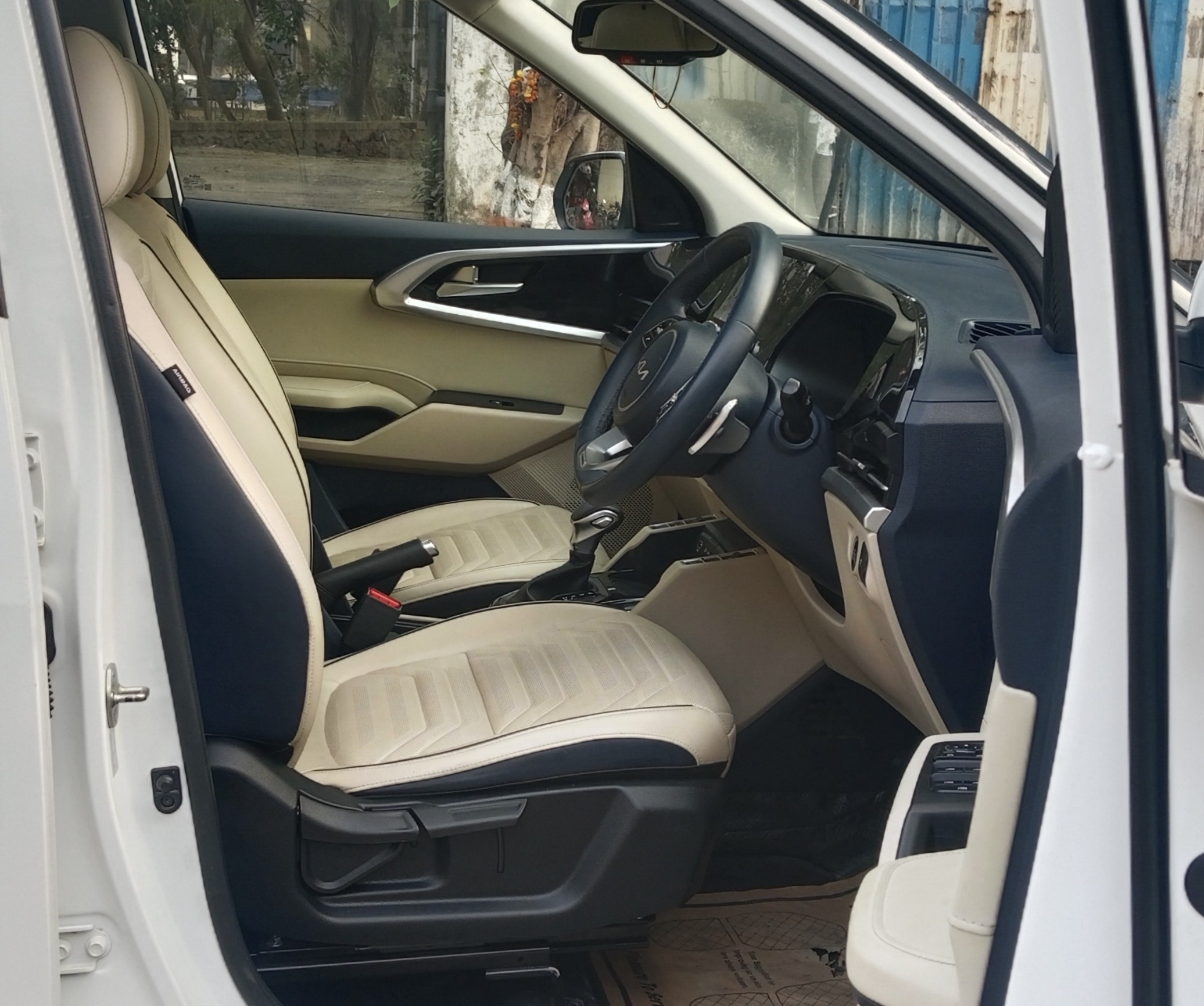 Buy Used Kia Carens Luxury Plus Turbo DCT 6 STR 2022-2023 of 2022 model ...