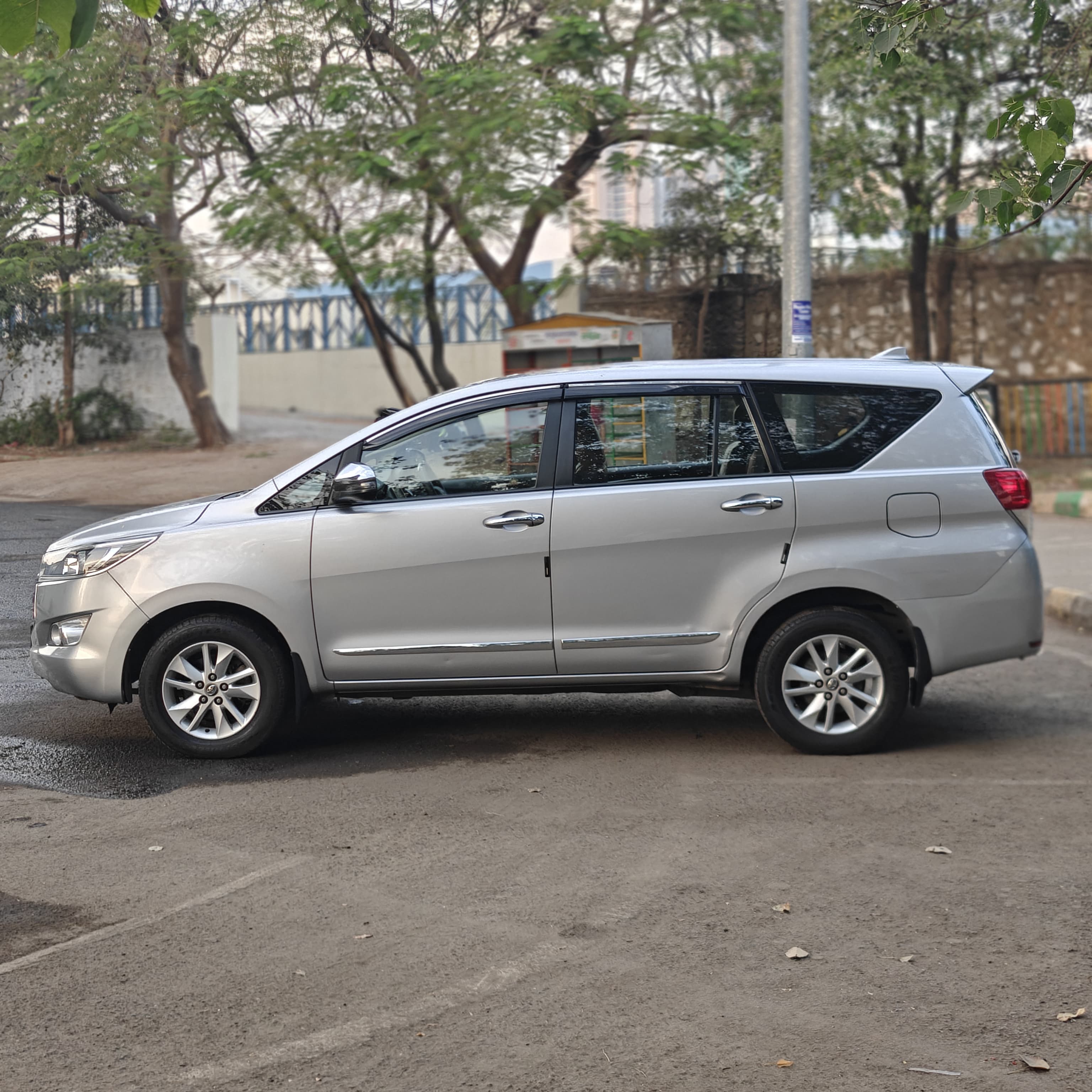 Buy Used Toyota Innova Crysta 2.4 G Plus MT BSIV of 2019 model @ 17 ...