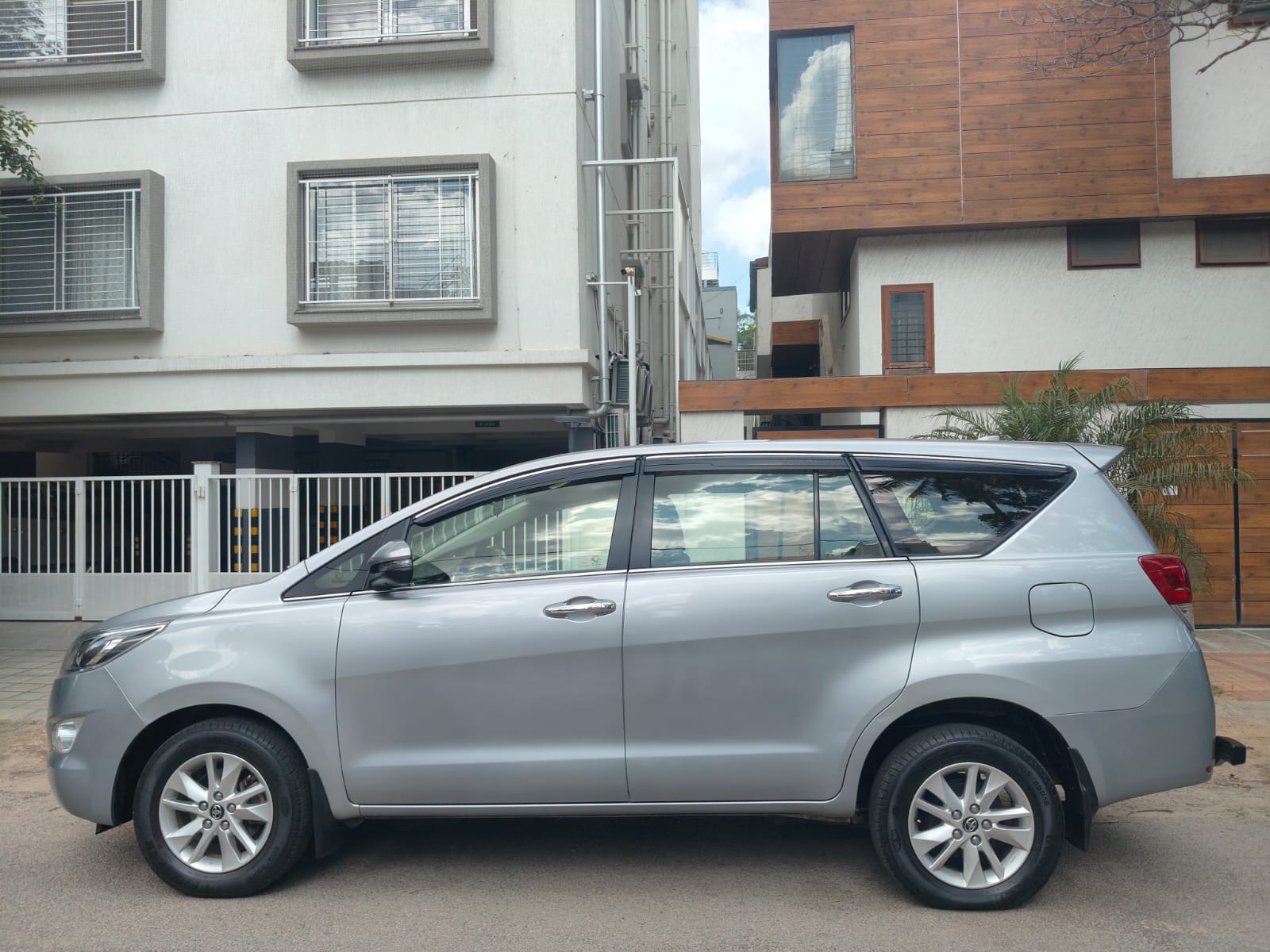 Buy Used Toyota Innova Crysta 2.4 VX MT BSIV of 2019 model @ 19,95,000 ...