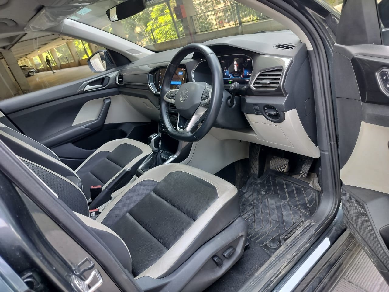 Buy Used Volkswagen Taigun 1.0 Topline AT of 2024 model @ 15,65,000 INR in Mumbai - 4941877 ...