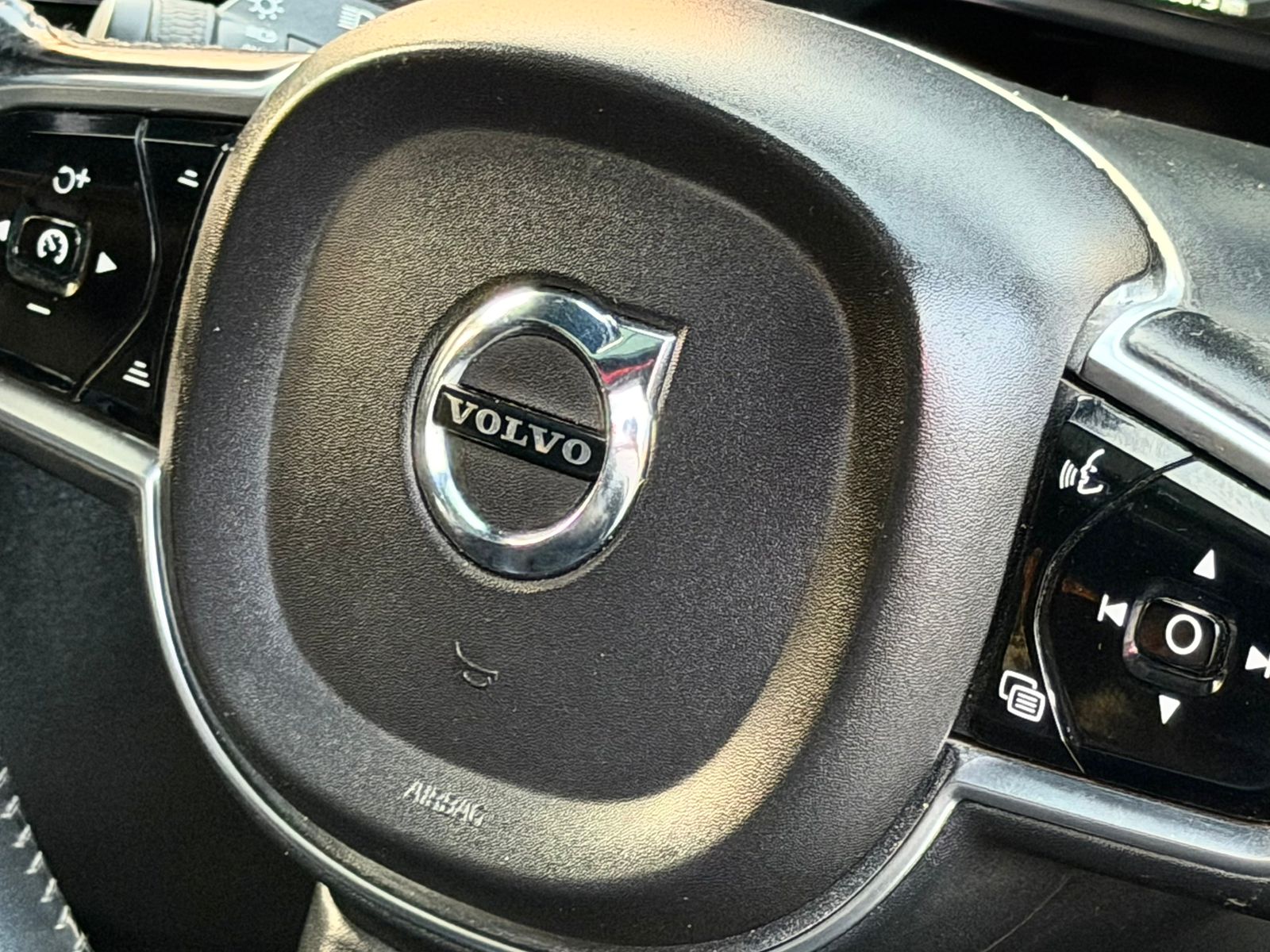 Buy Used Volvo XC90 D5 Inscription BSIV of 2018 model @ 16,99,000 INR ...