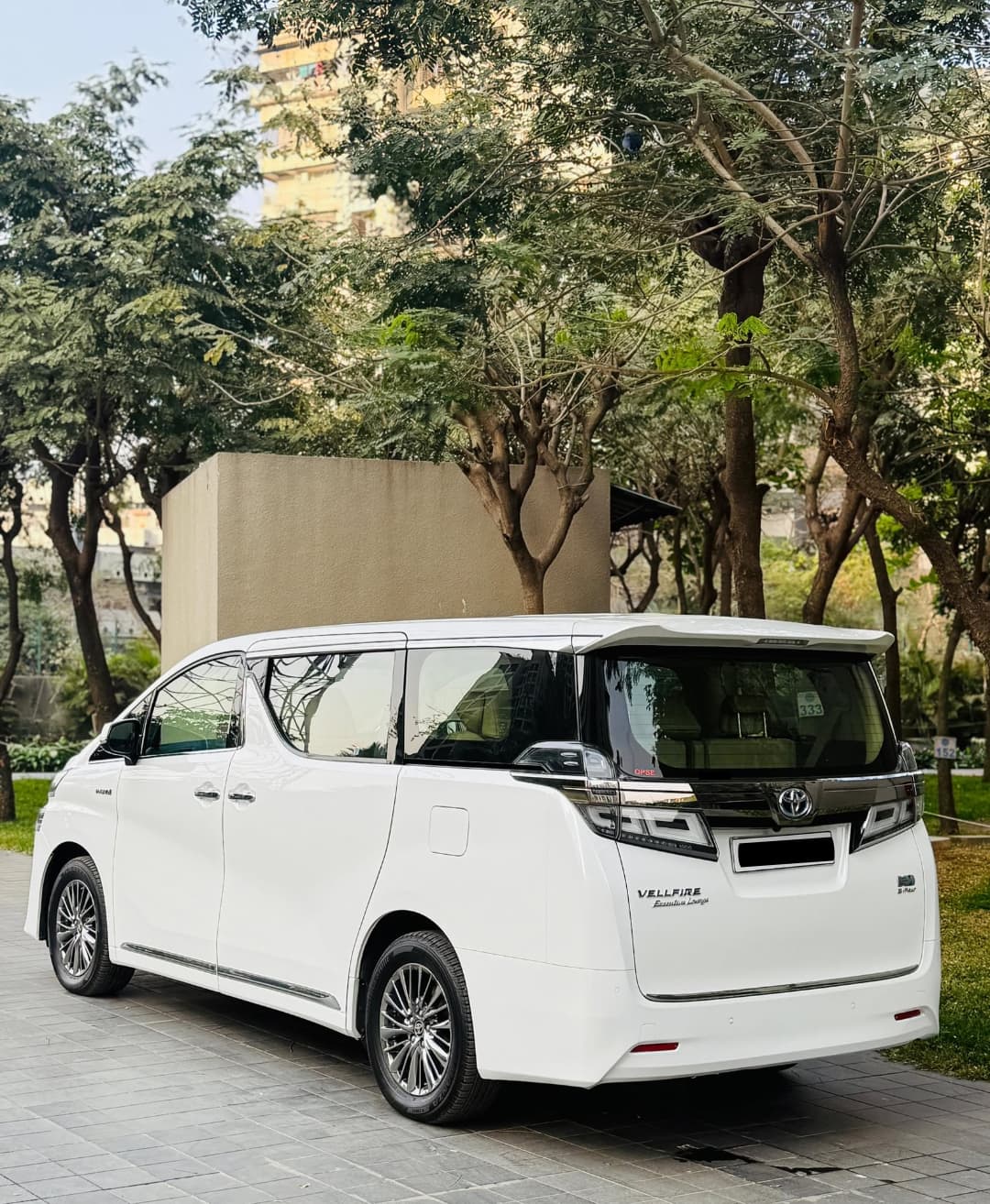 Buy Used Toyota Vellfire Executive Lounge of 2023 model @ 75,99,000 INR ...