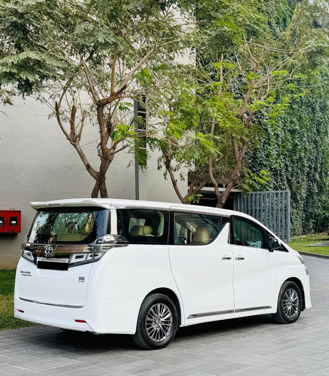 Buy Used Toyota Vellfire Executive Lounge of 2023 model @ 75,99,000 INR ...