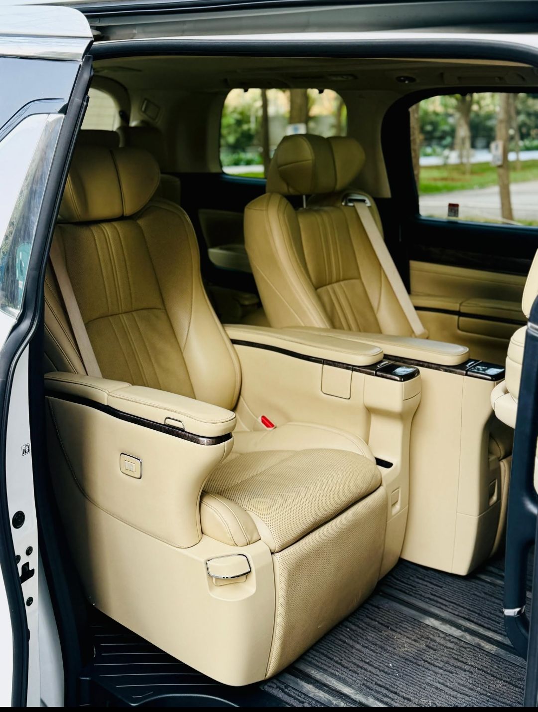 Buy Used Toyota Vellfire Executive Lounge of 2023 model @ 75,99,000 INR ...