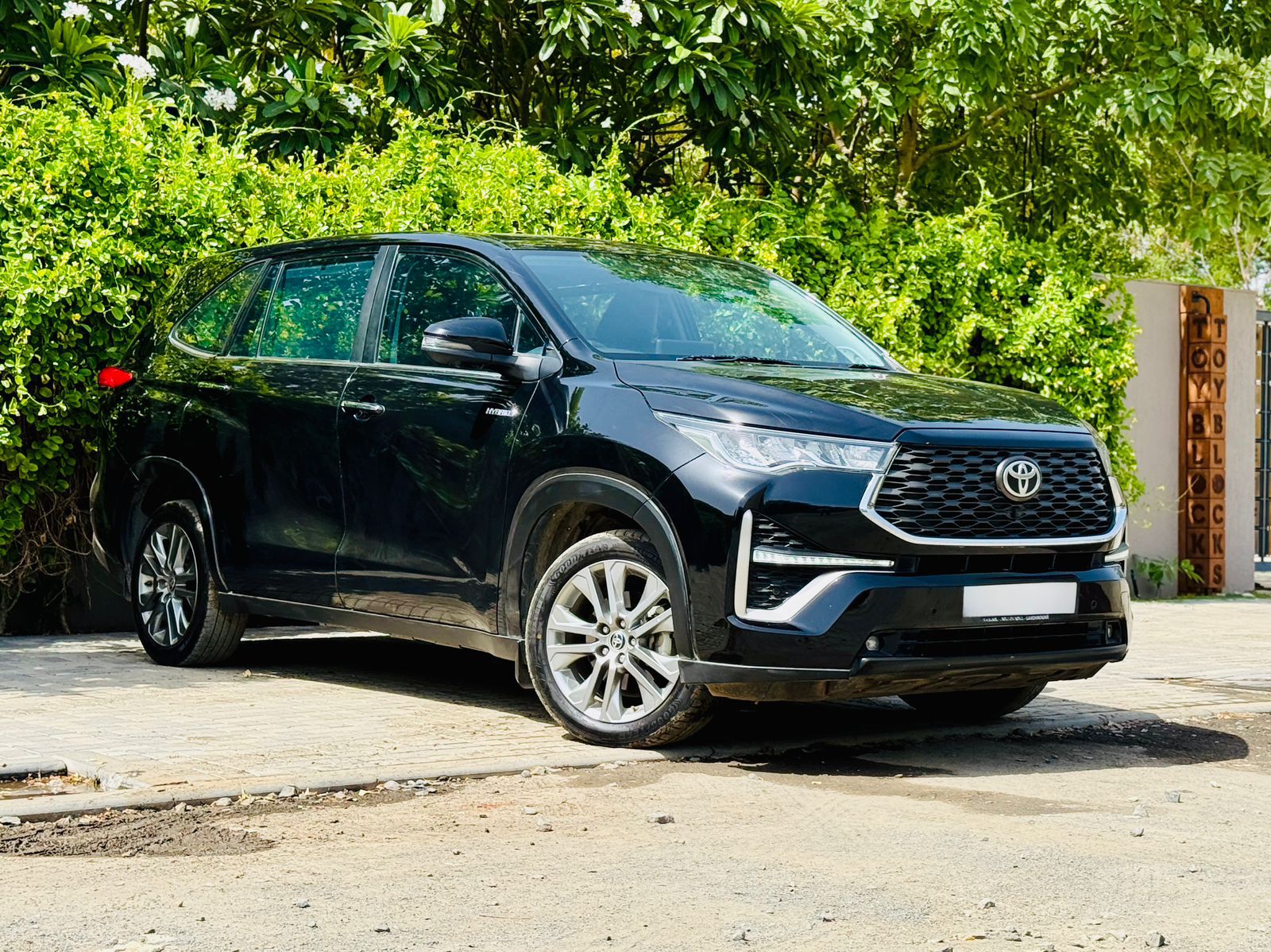 Buy Used Toyota Innova Hycross ZX Hybrid of 2024 model @ 31,50,000 INR ...