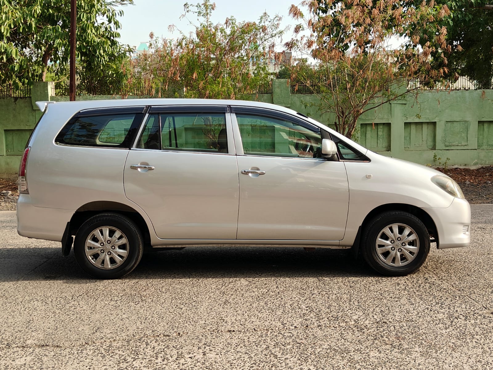 Buy Used Toyota Innova 2.5 GX Diesel 8 Seater BSIII of 2011 model @ 4 ...