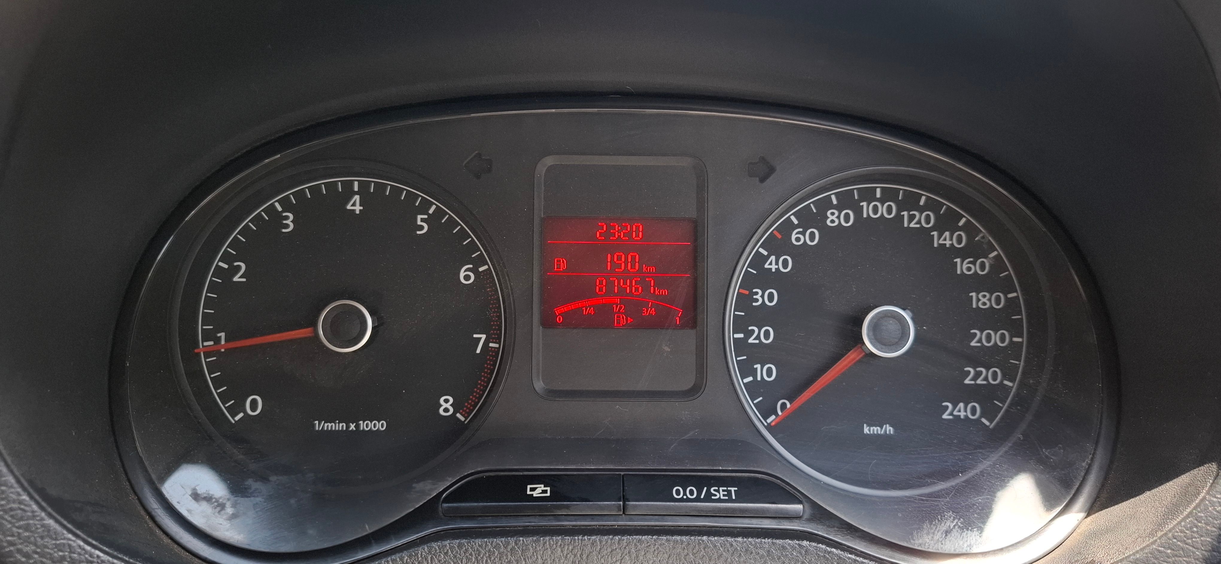 Buy Used Volkswagen Polo Petrol Highline 1.2L of 2012 model @ 2,35,000 ...