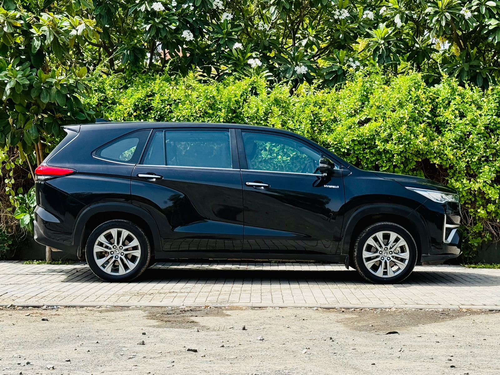Buy Used Toyota Innova Hycross ZX Hybrid of 2024 model @ 31,50,000 INR ...