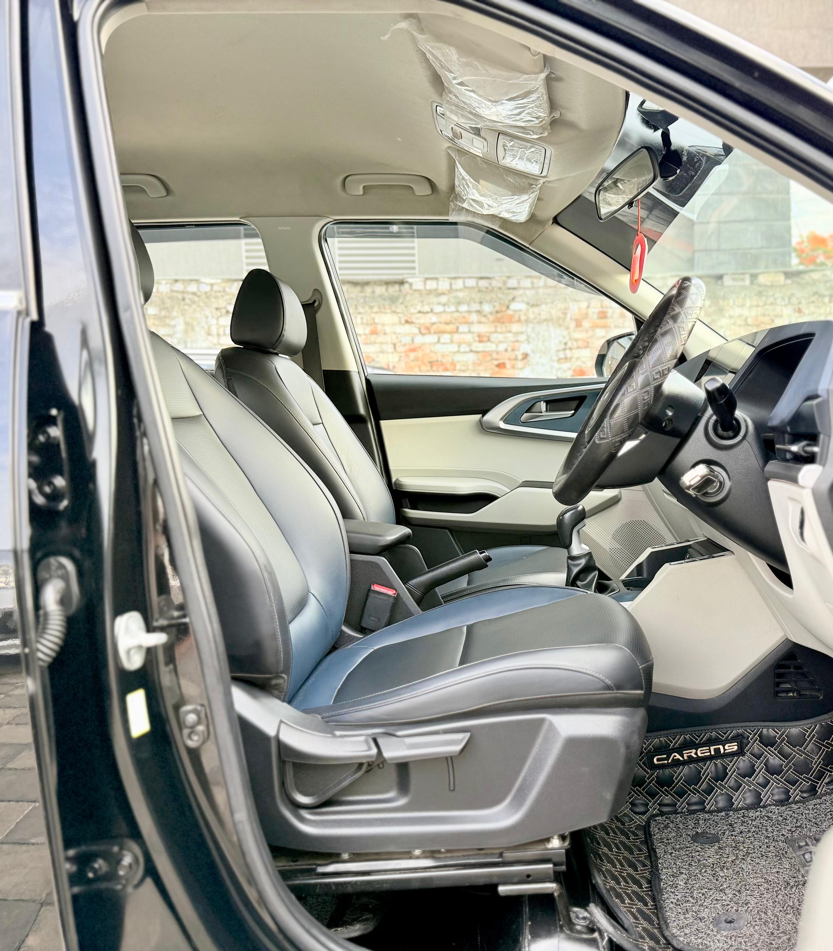 Buy Used Kia Carens Premium Opt of 2025 model @ 12,99,000 INR in Surat ...