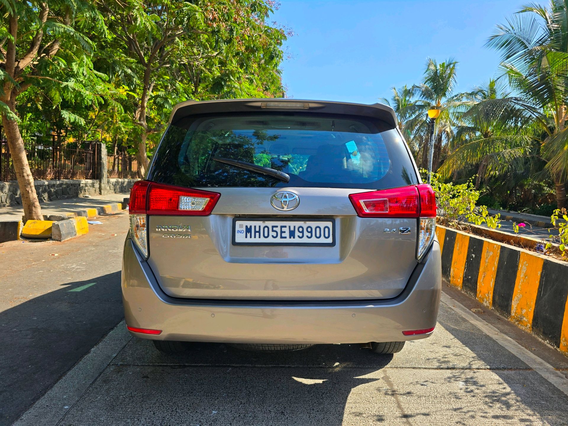Buy Used Toyota Innova Crysta 2.4 ZX 7 STR AT of 2022 model @ 27,75,000 ...