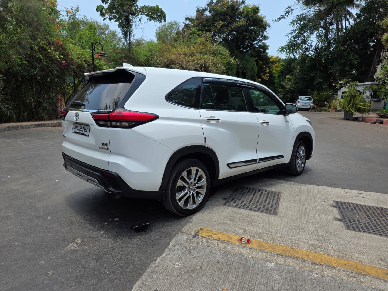 Buy Used Toyota Innova Hycross ZX Optional Hybrid of 2023 model @ 31 ...