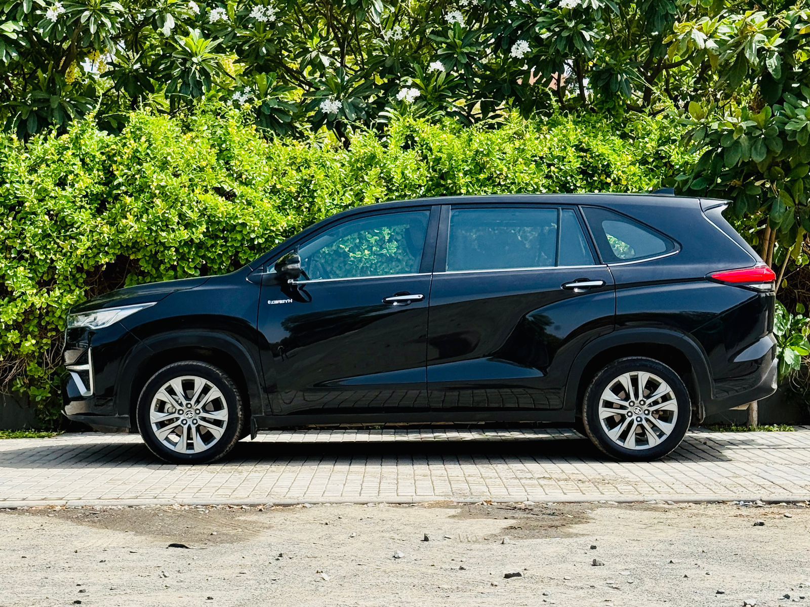 Buy Used Toyota Innova Hycross ZX Hybrid of 2024 model @ 31,50,000 INR ...