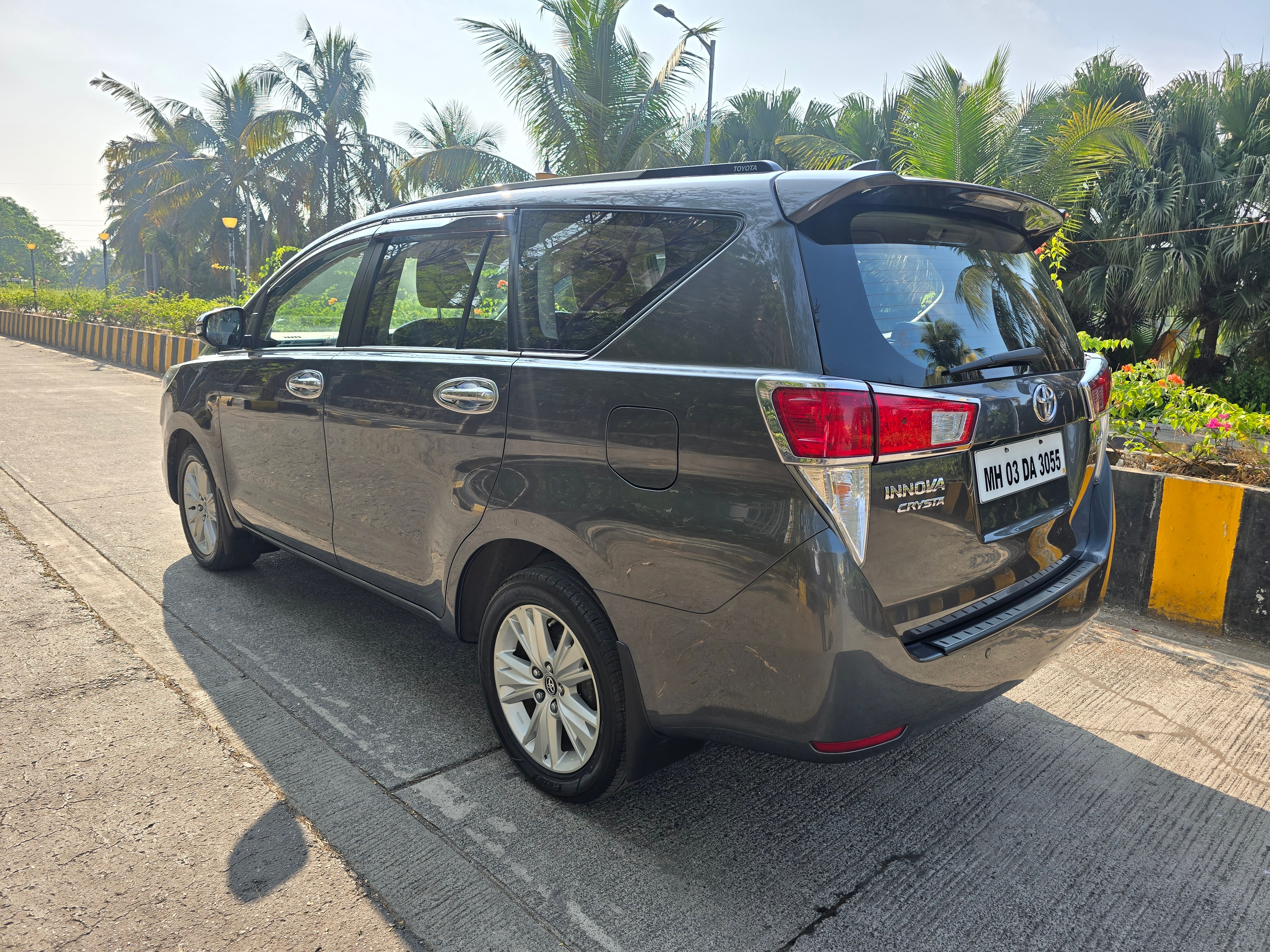 Buy Used Toyota Innova Crysta 2.8 ZX AT BSIV of 2018 model @ 19,95,000 ...