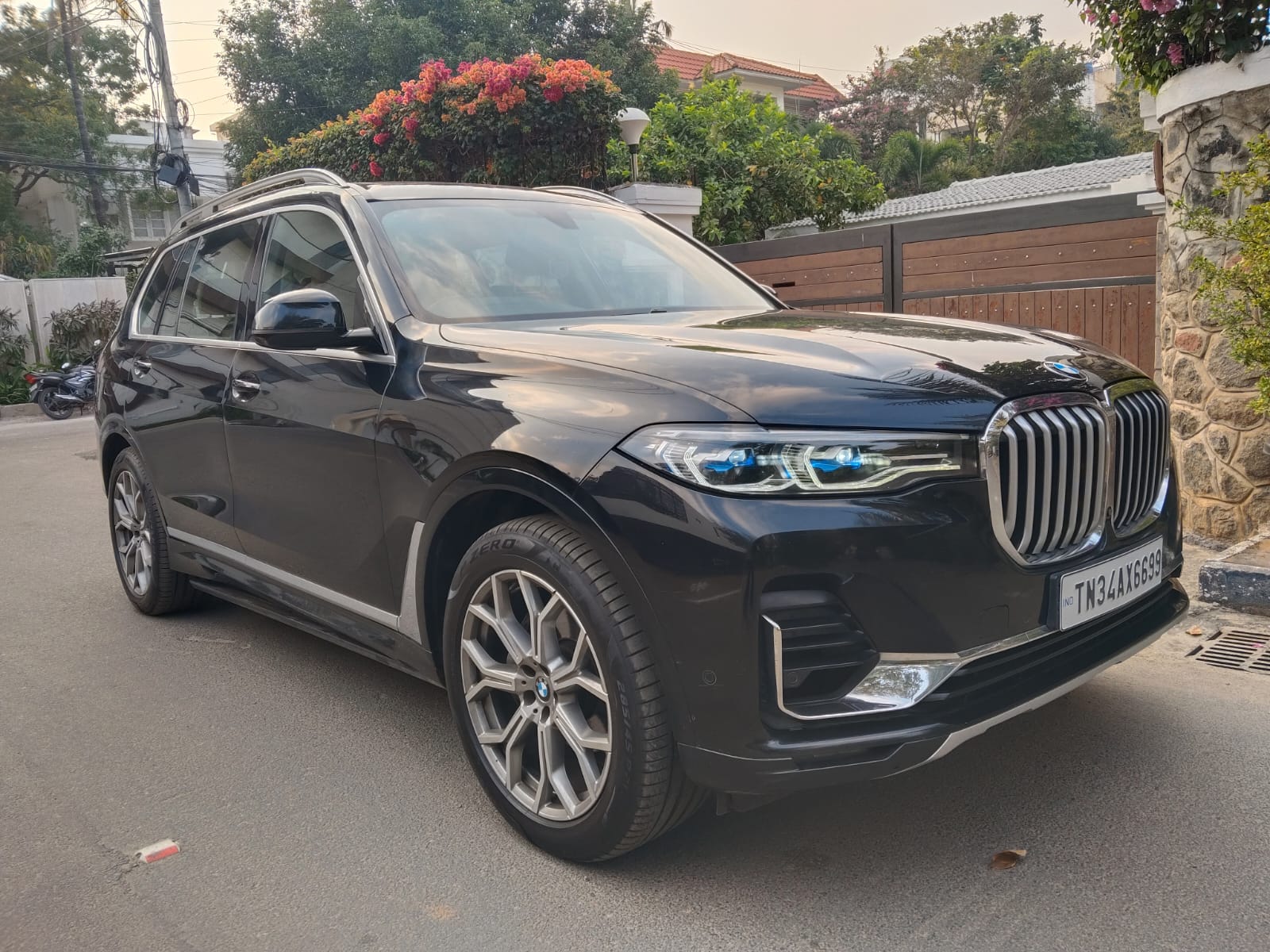 Buy Used BMW X7 xDrive30d DPE Signature of 2020 model @ 65,00,000 INR ...