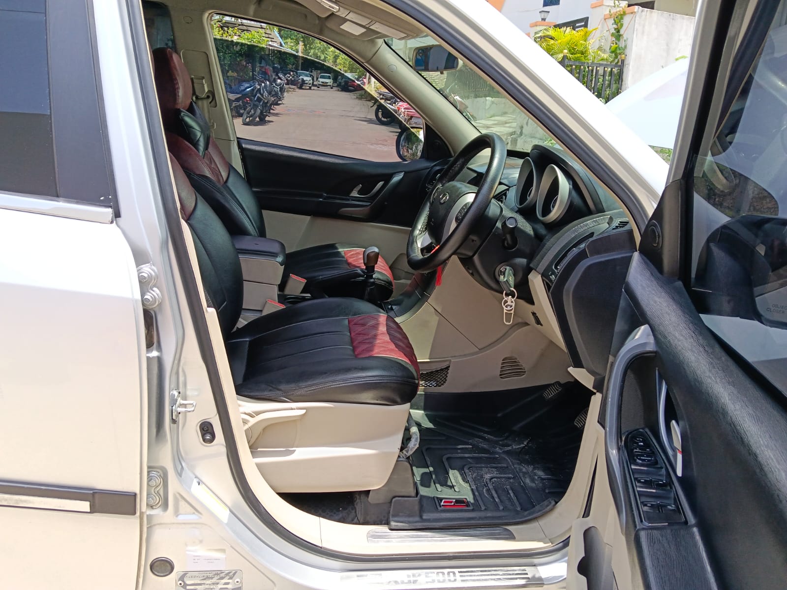 Buy Used Mahindra XUV500 W6 2WD of 2017 model @ 7,30,000 INR in ...