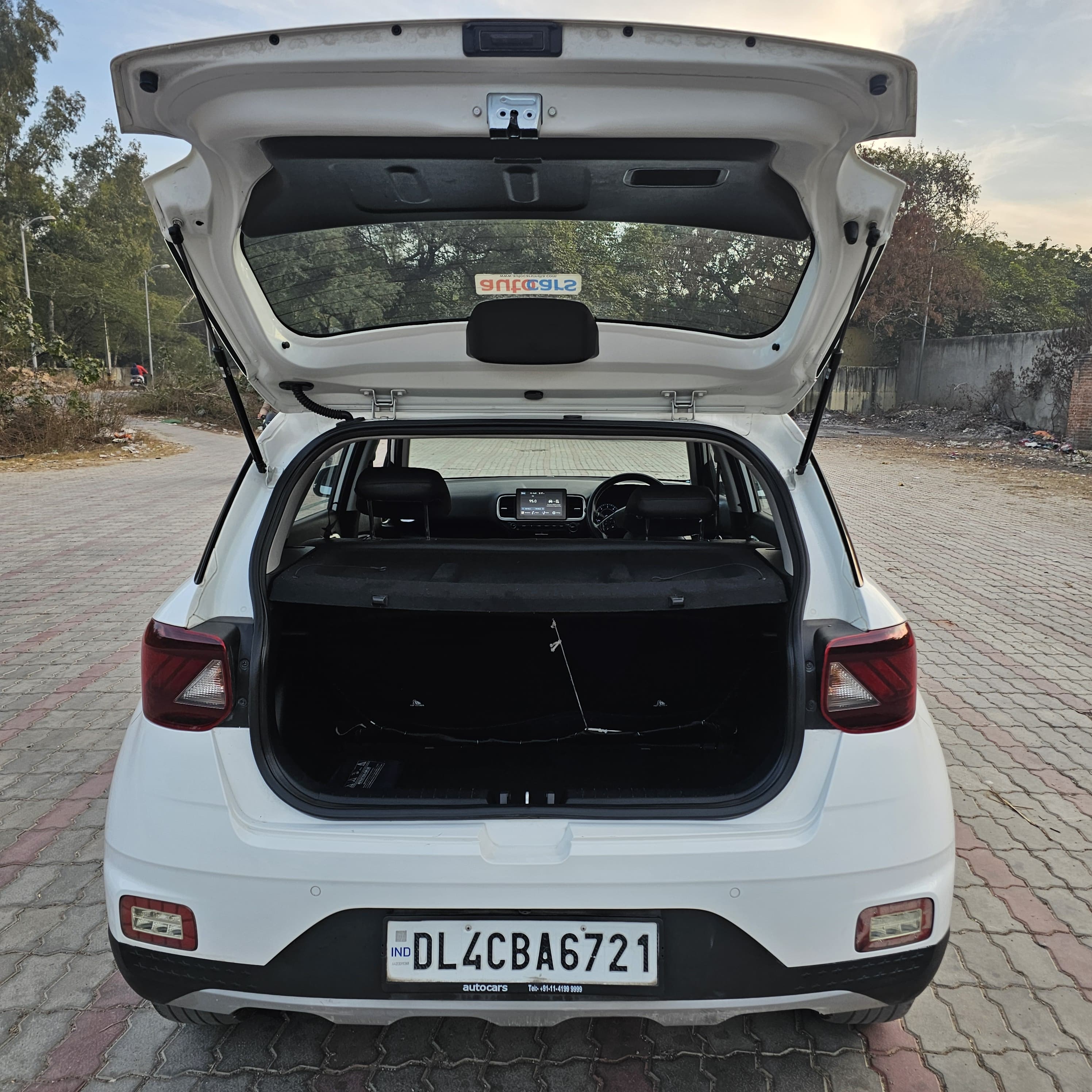 Buy Used Hyundai Venue SX Diesel of 2021 model @ 7,50,000 INR in Delhi ...