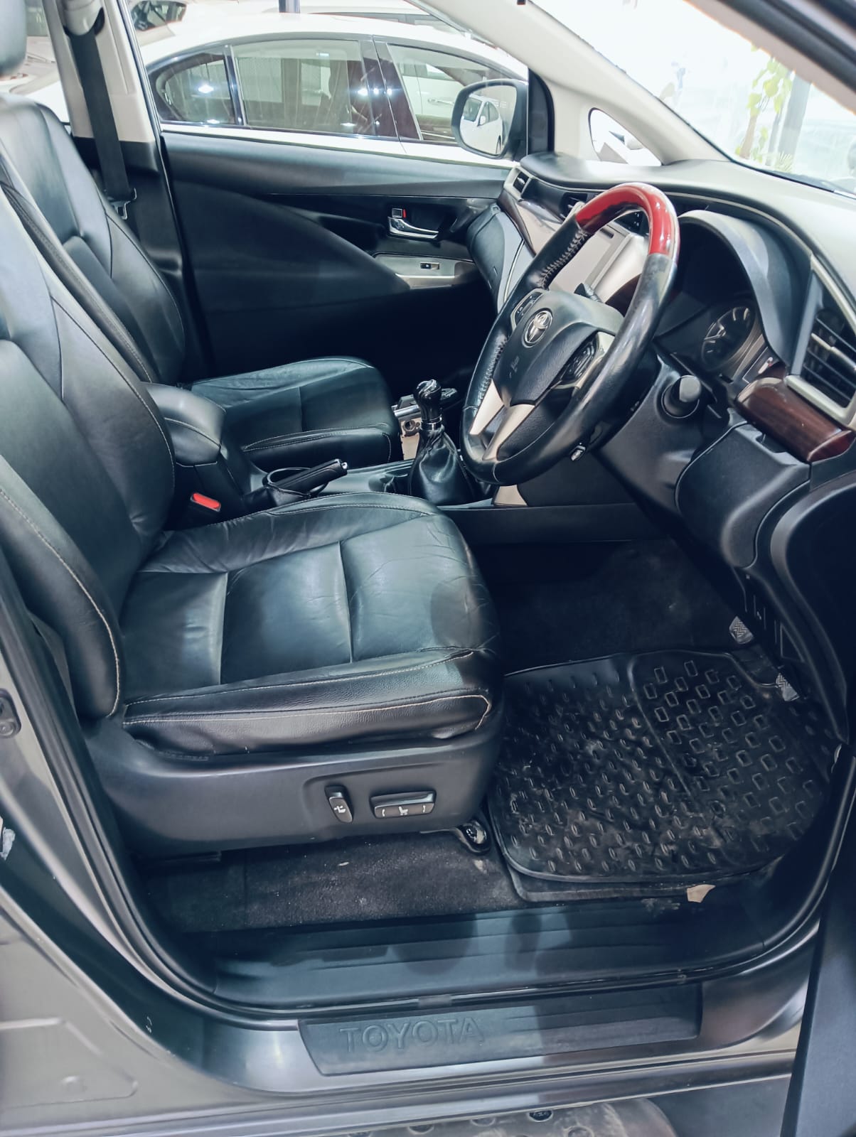 Buy Used Toyota Innova Crysta 2.4 ZX MT BSIV of 2017 model @ 18,50,000 ...