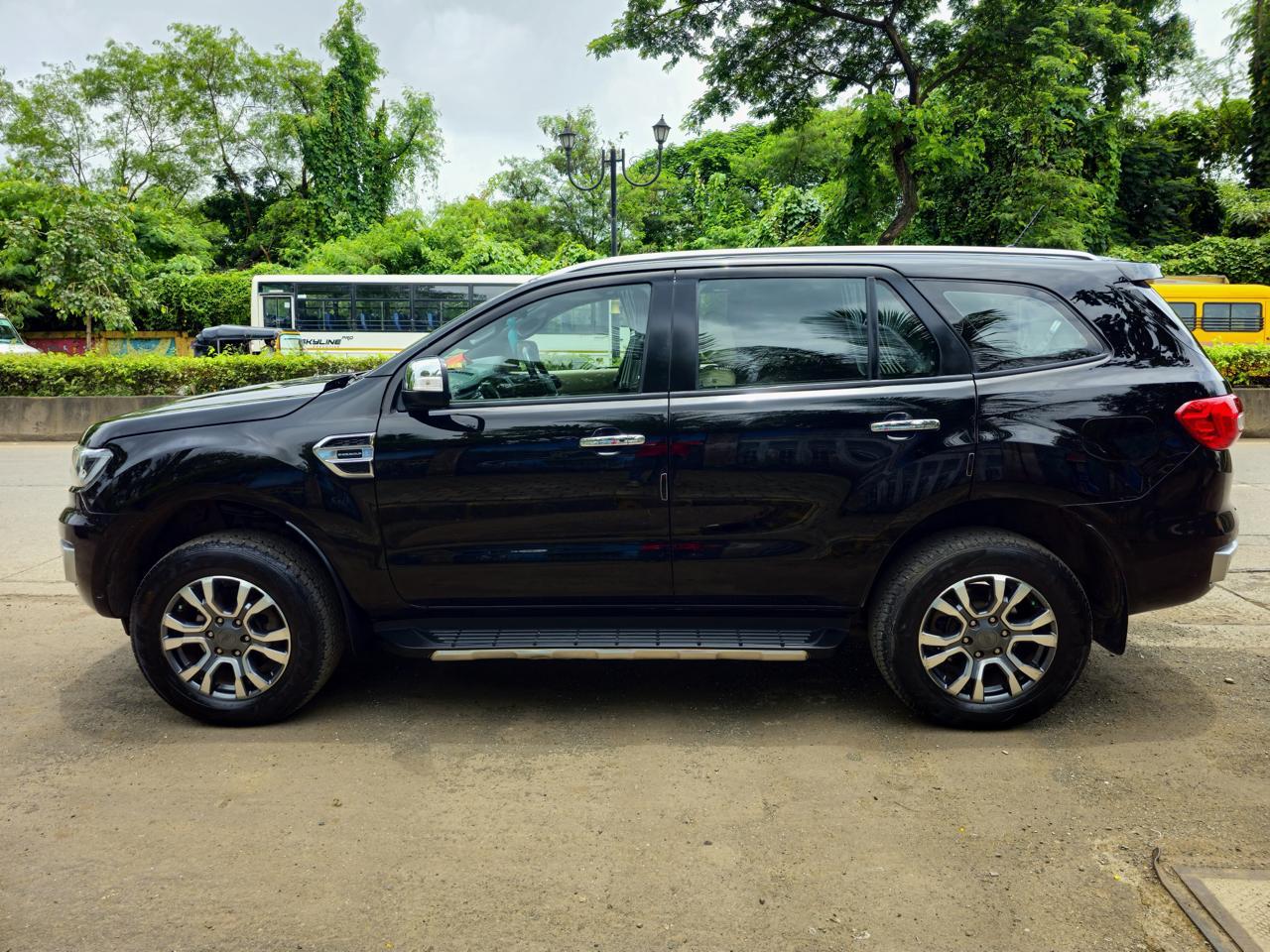 Buy Used Ford Endeavour Titanium Plus 4X4 AT of 2021 model @ 29,50,000 ...