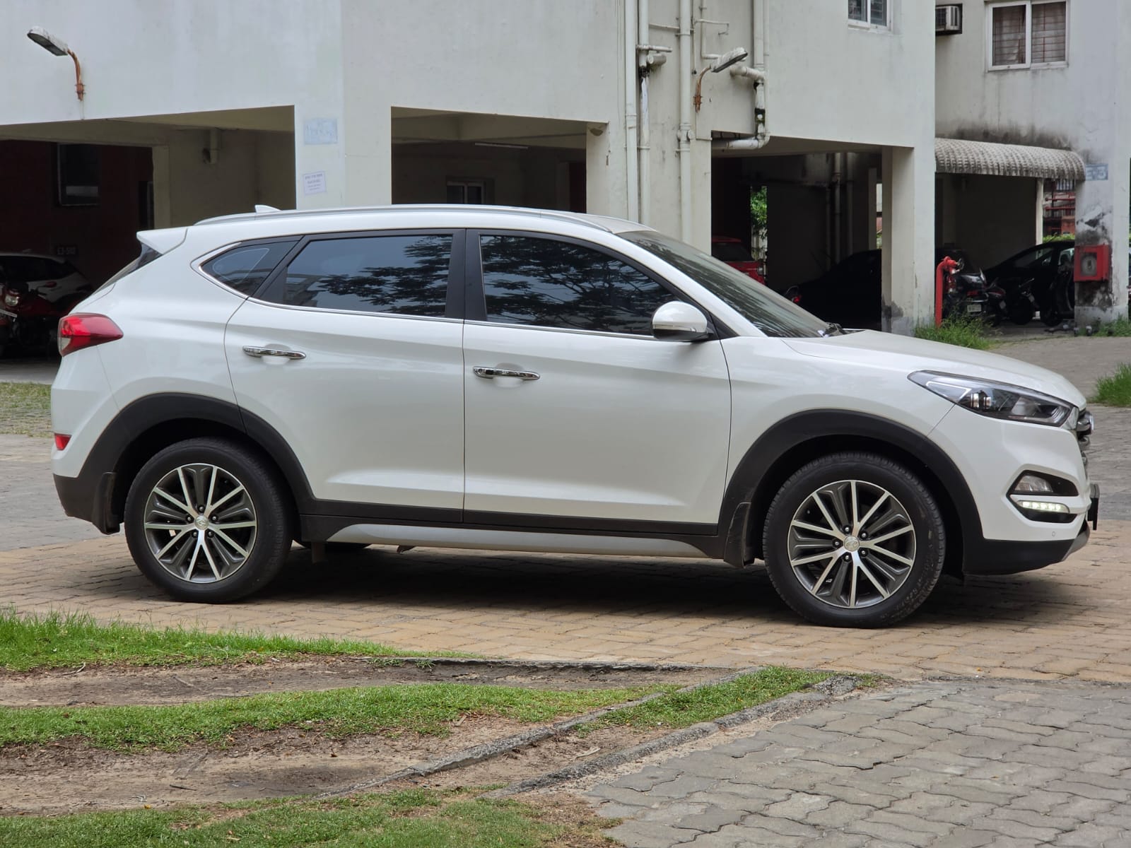 Buy Used Hyundai Tucson 2.0 e-VGT 4WD AT GLS of 2017 model @ 10,99,000 ...