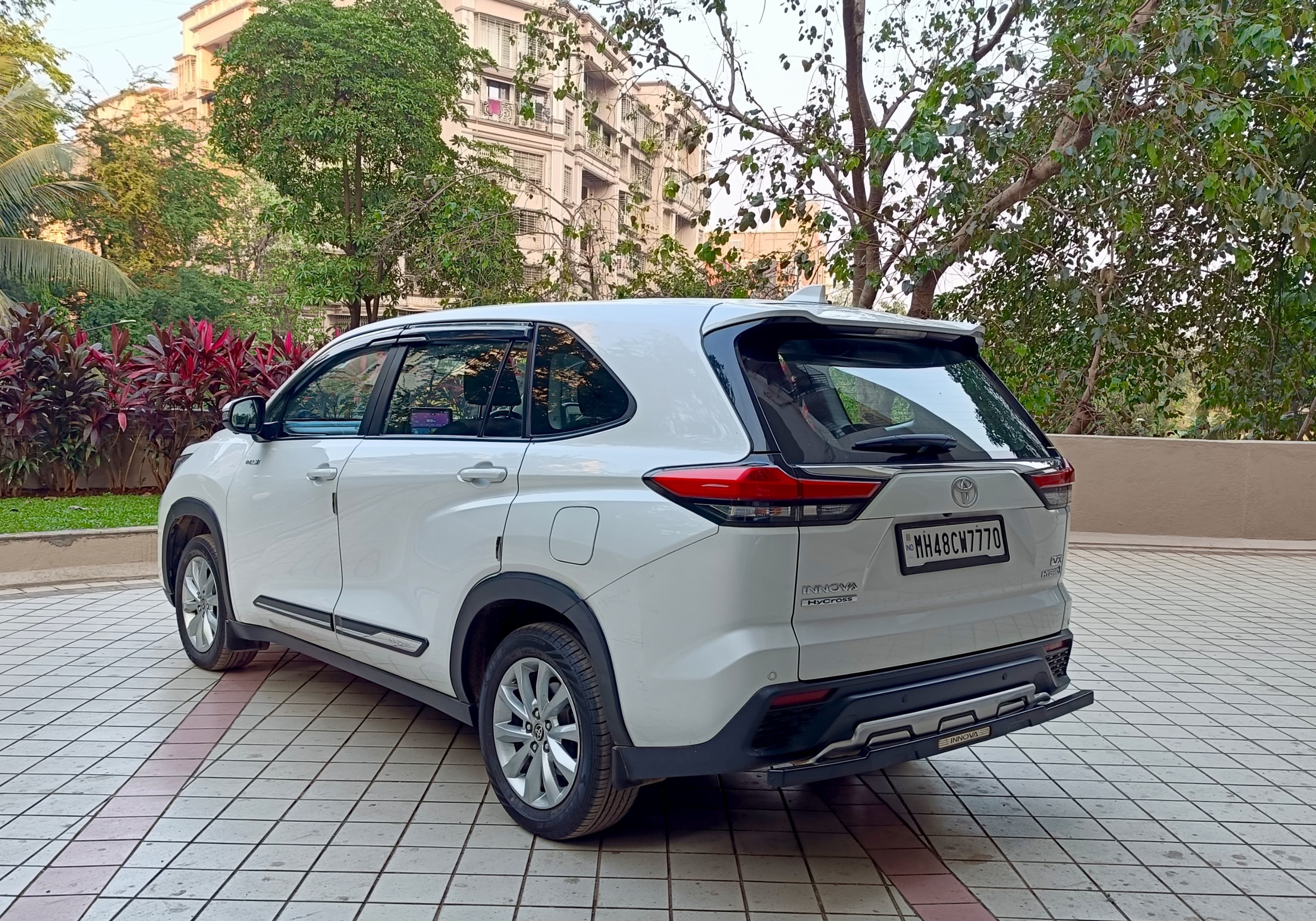Buy Used Toyota Innova Hycross VX Optional 8STR Hybrid of 2024 model ...