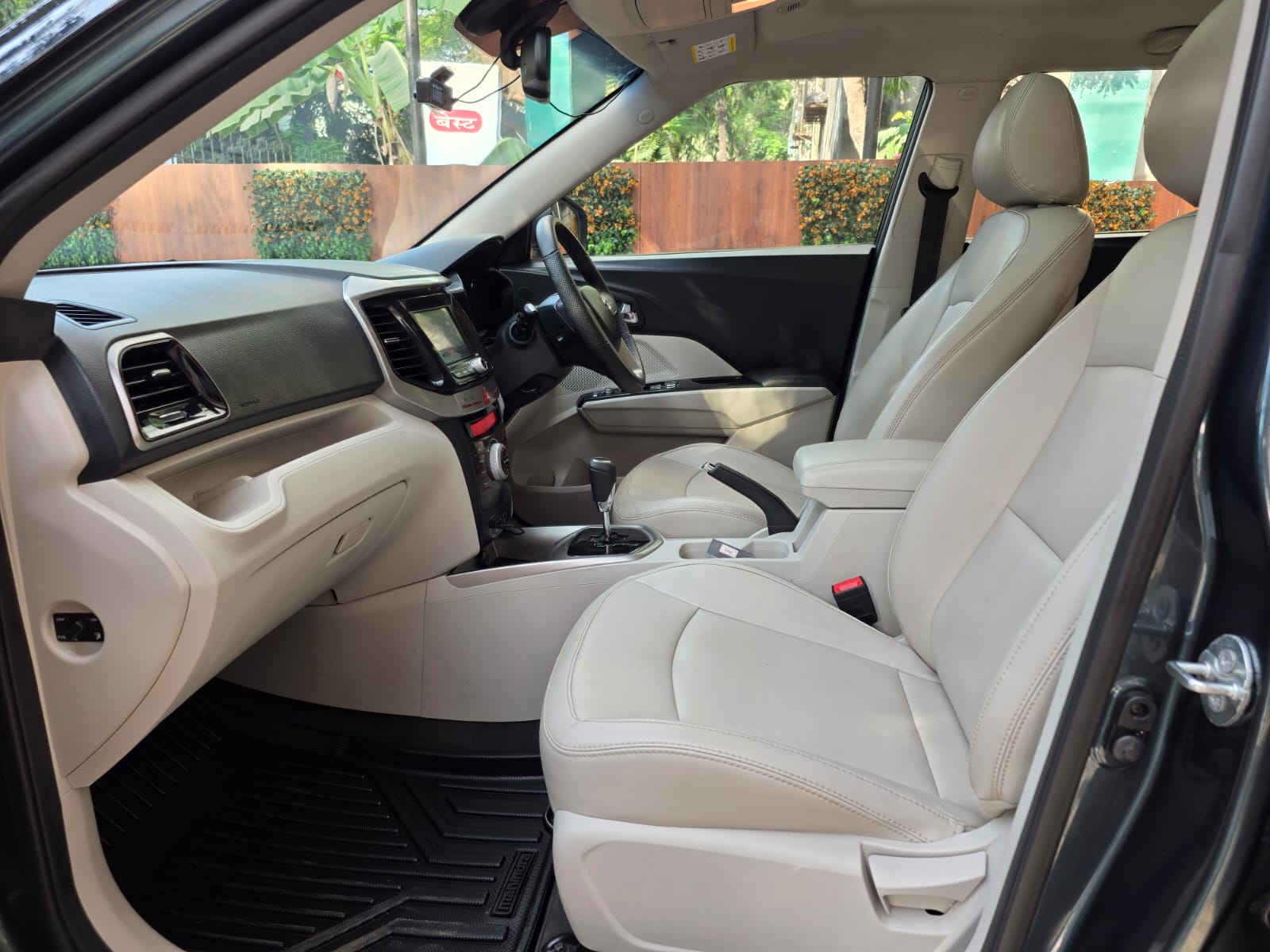 Buy Used Mahindra XUV300 W8 Option Diesel BSVI of 2022 model @ 10 ...