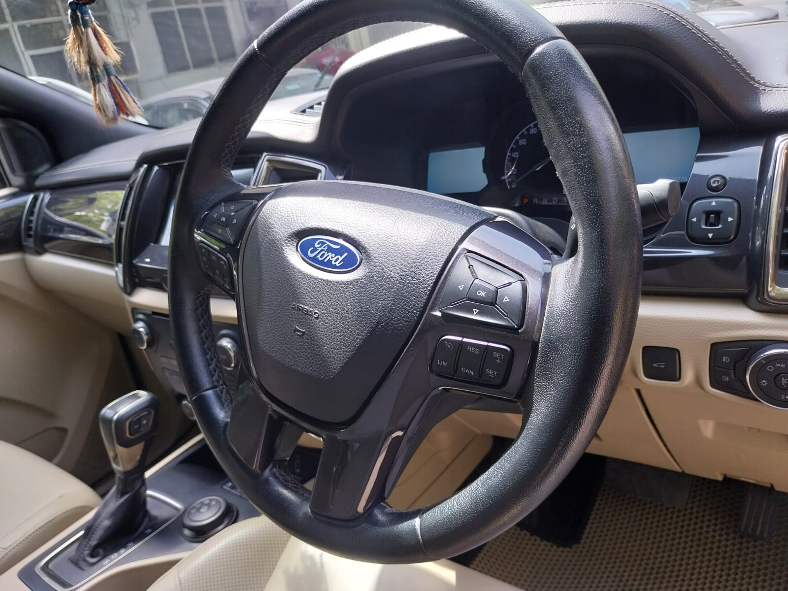 Buy Used Ford Endeavour Titanium Plus 4X4 AT of 2021 model @ 28,00,000 ...