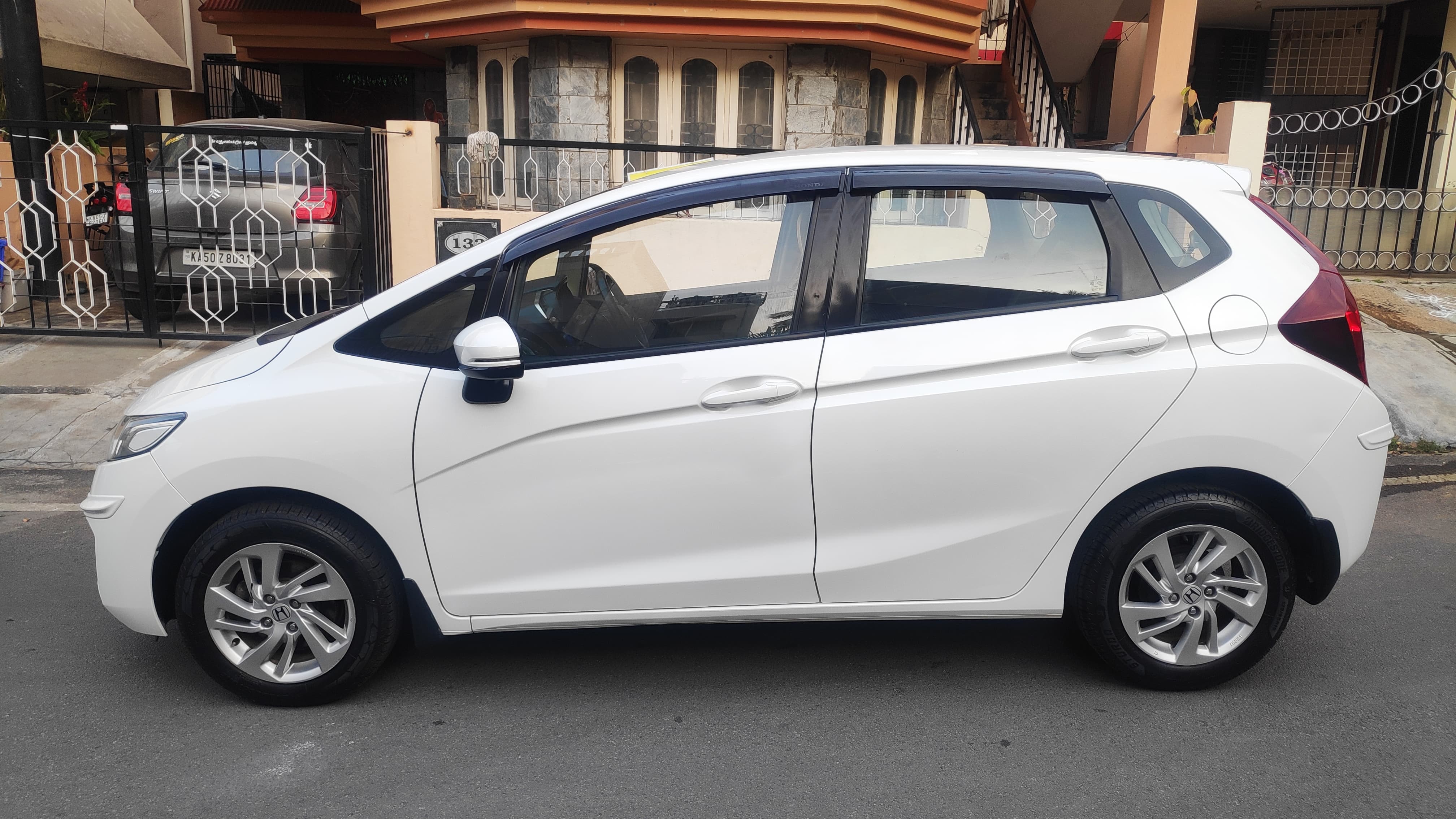Buy Used Honda Jazz 1.2 V AT i VTEC of 2017 model @ 5,45,000 INR in ...