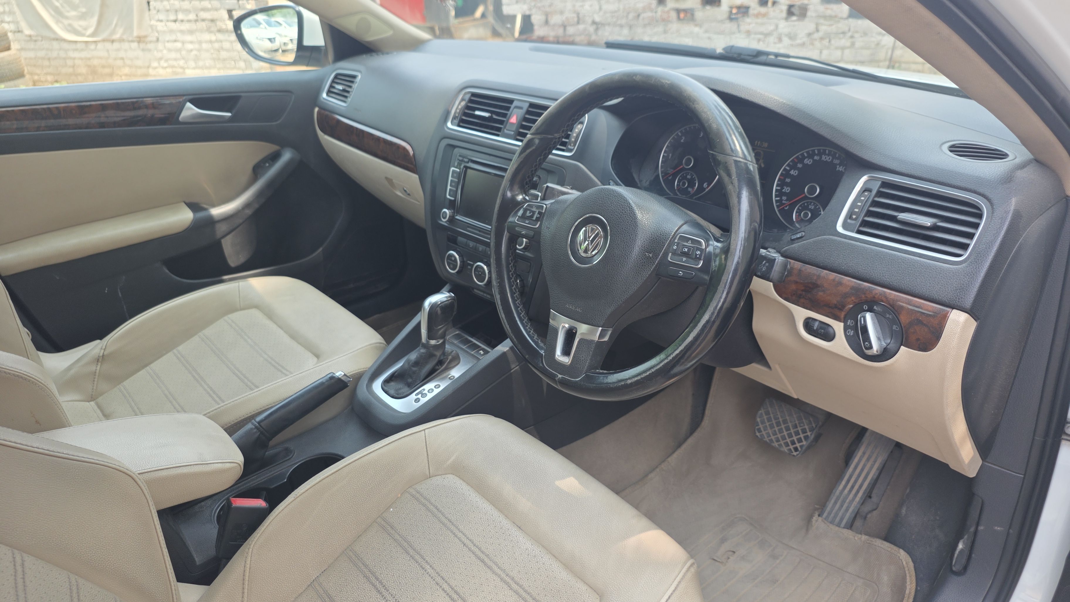 Buy Used Volkswagen Jetta 2.0L TDI Highline AT of 2014 model @ 5,30,000 ...
