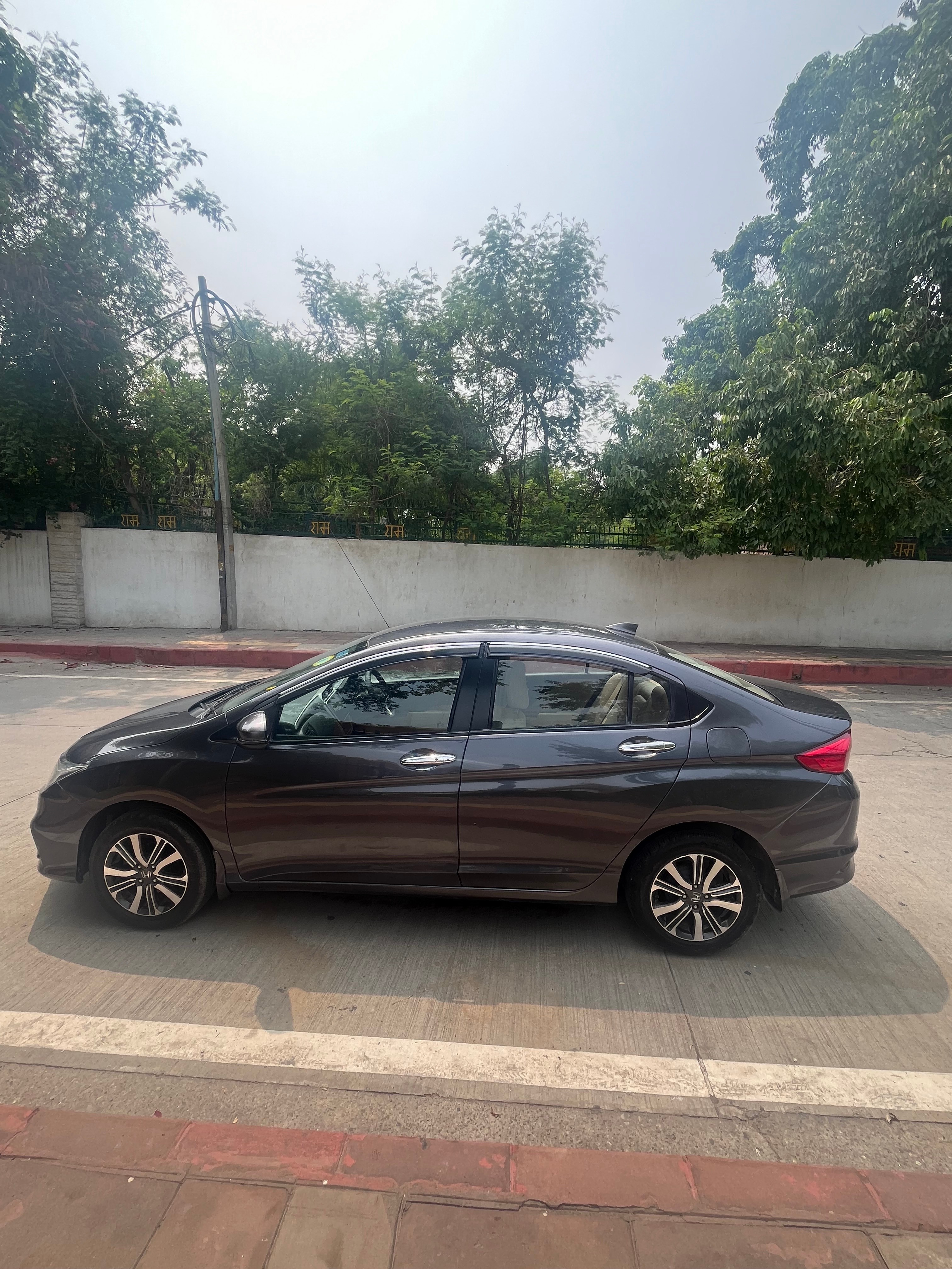 Buy Used Honda City i-VTEC V of 2018 model @ 5,95,000 INR in Delhi - 5070155 - ZigWheels.com