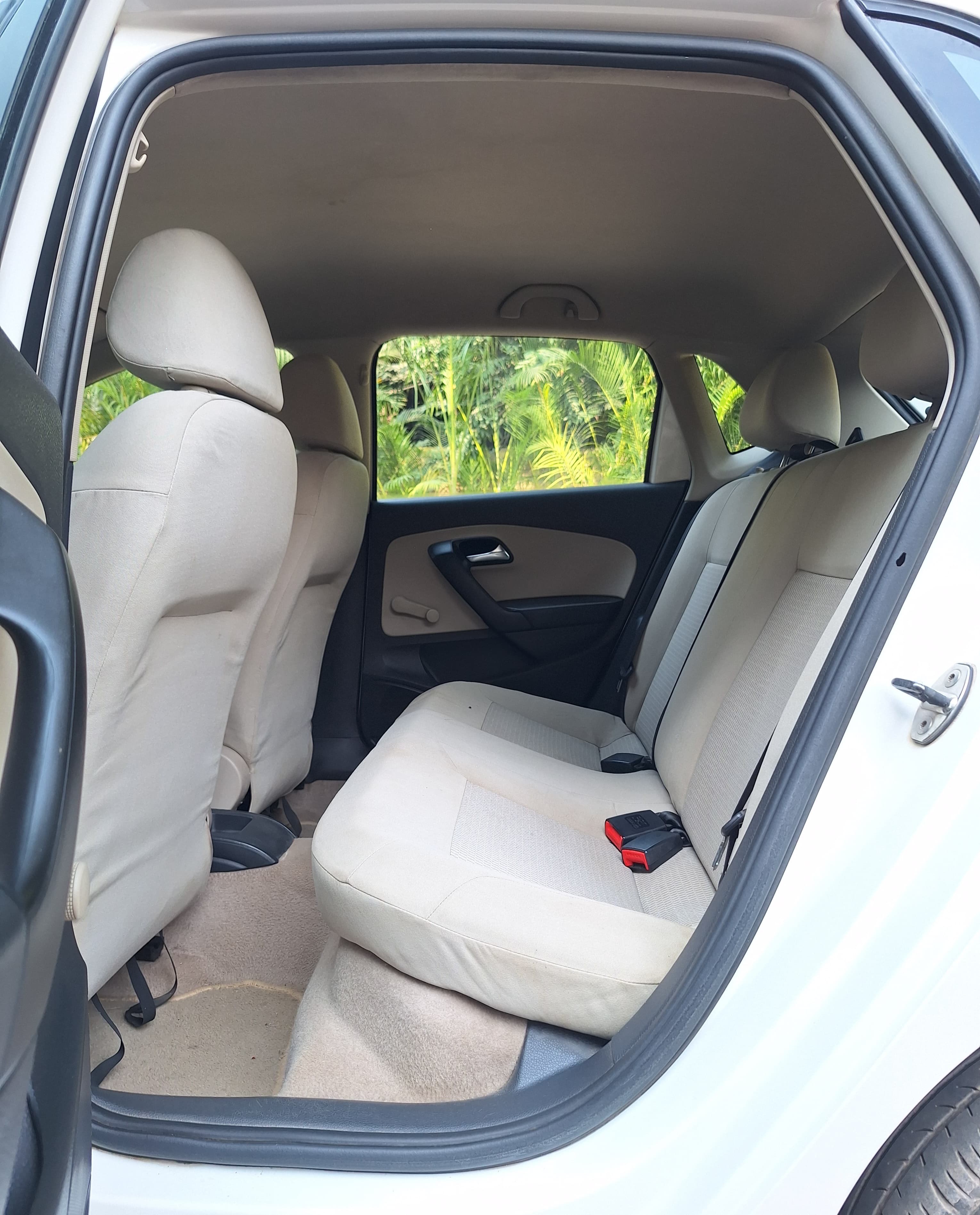 Buy Used Volkswagen Polo Petrol Trendline 1.2L of 2010 model @ 2,10,000 ...